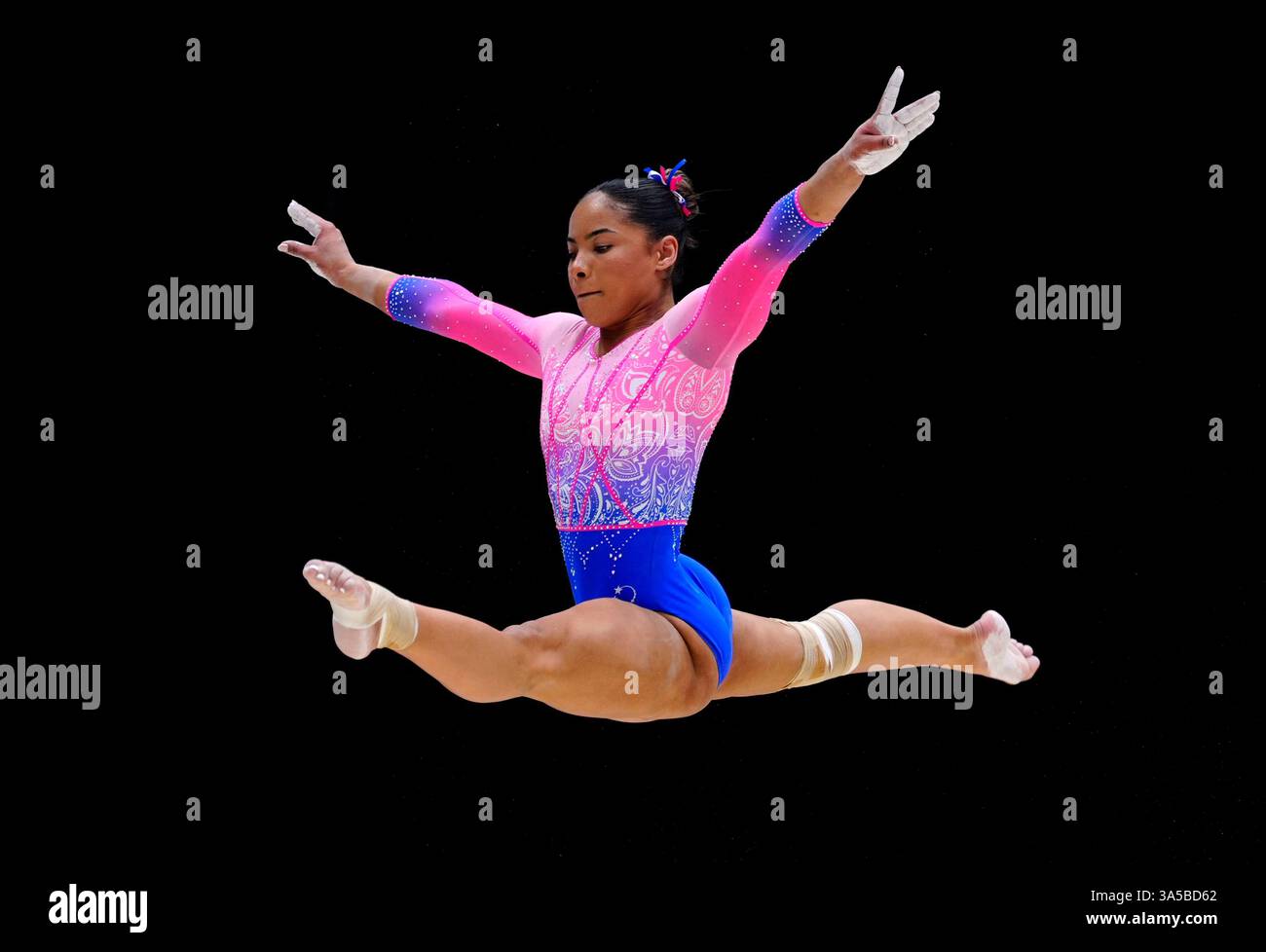 Alia Leat performs on the beam on day three of the 2025 Artistic ...