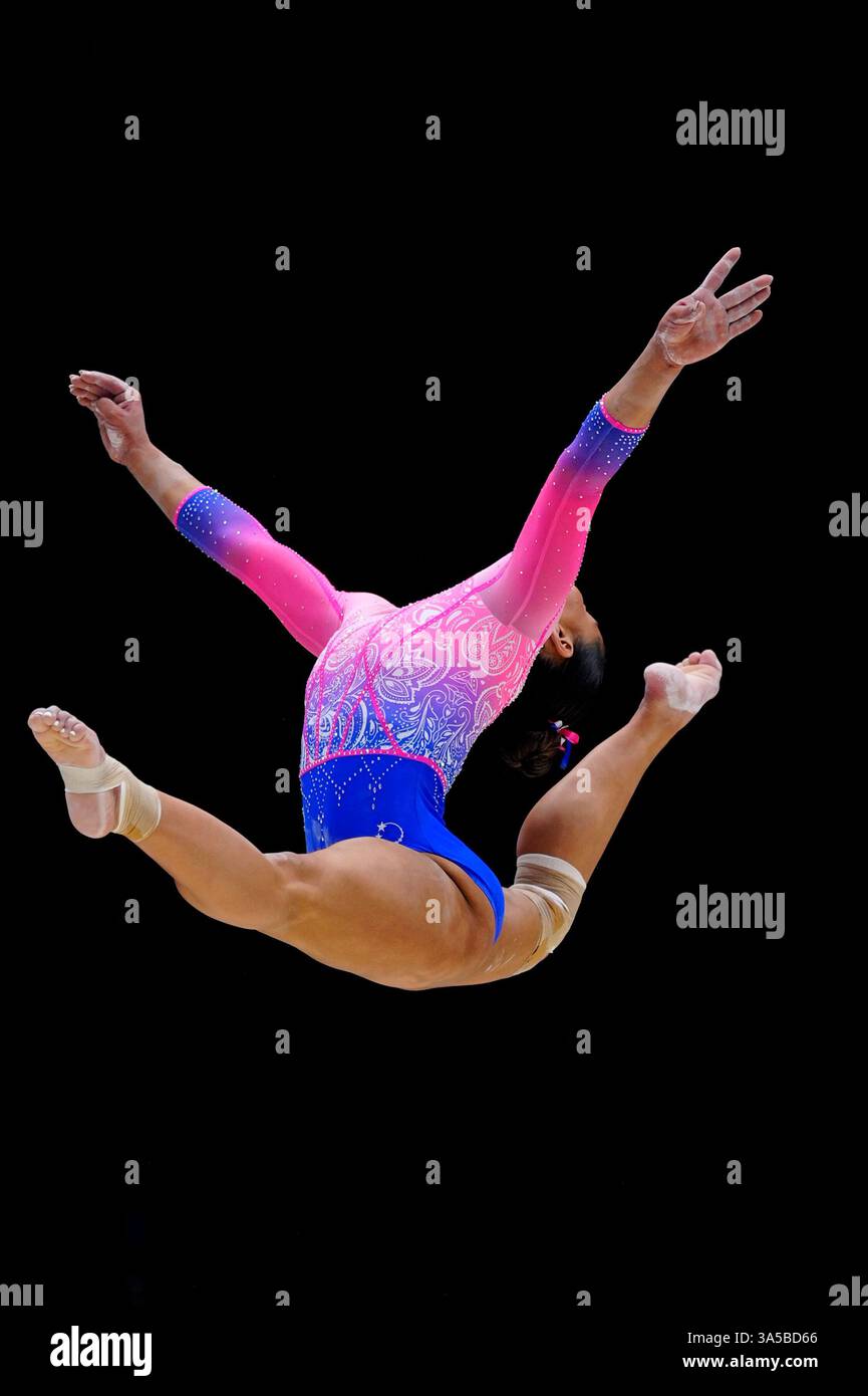 Alia Leat performs on the beam on day three of the 2025 Artistic ...