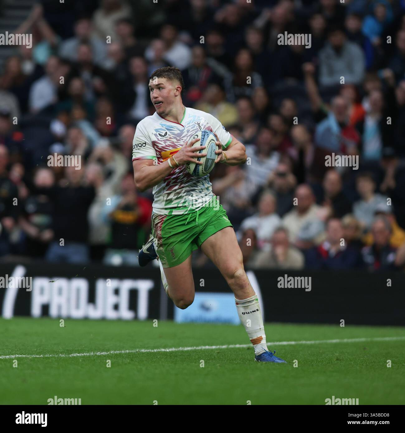 Ben Waghorn of Harlequins scores a try to make the score 12-5 during ...