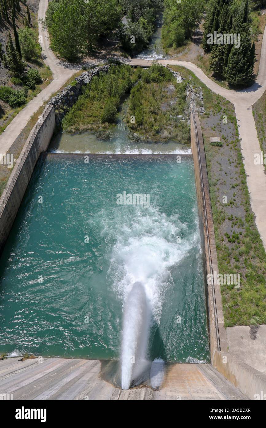 Siurana Reservoir with water flowing during the discharge Stock Photo ...
