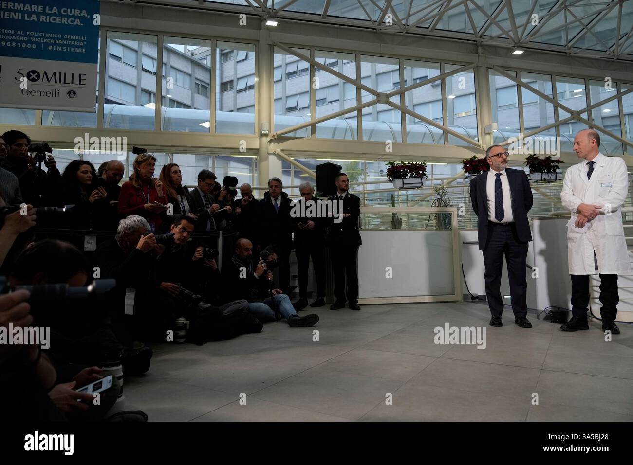 From right, Surgeon Sergio Alfieri, and head physician of Vatican's ...