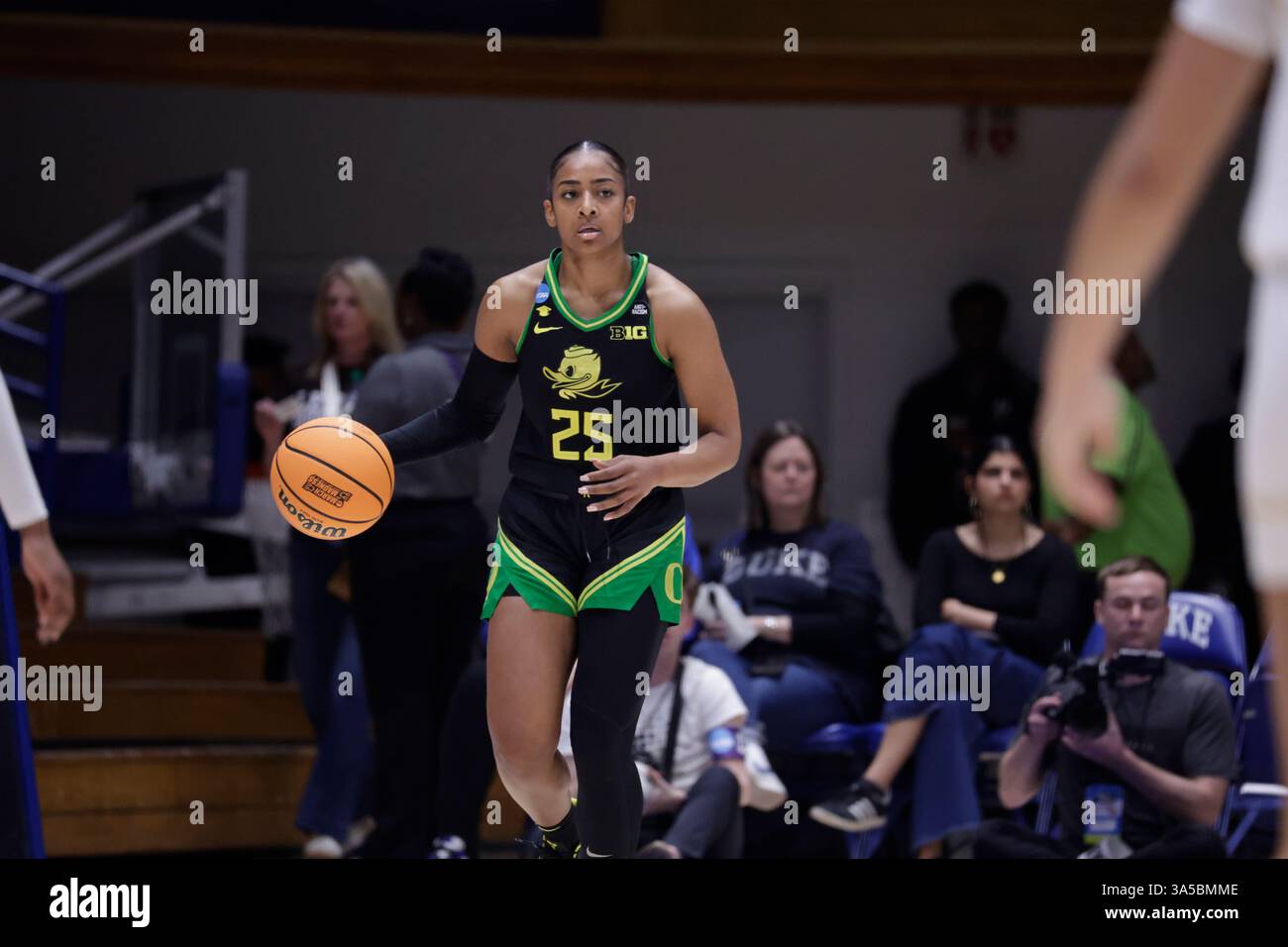 Oregon guard Deja Kelly (25) brings the ball up the floor during the ...