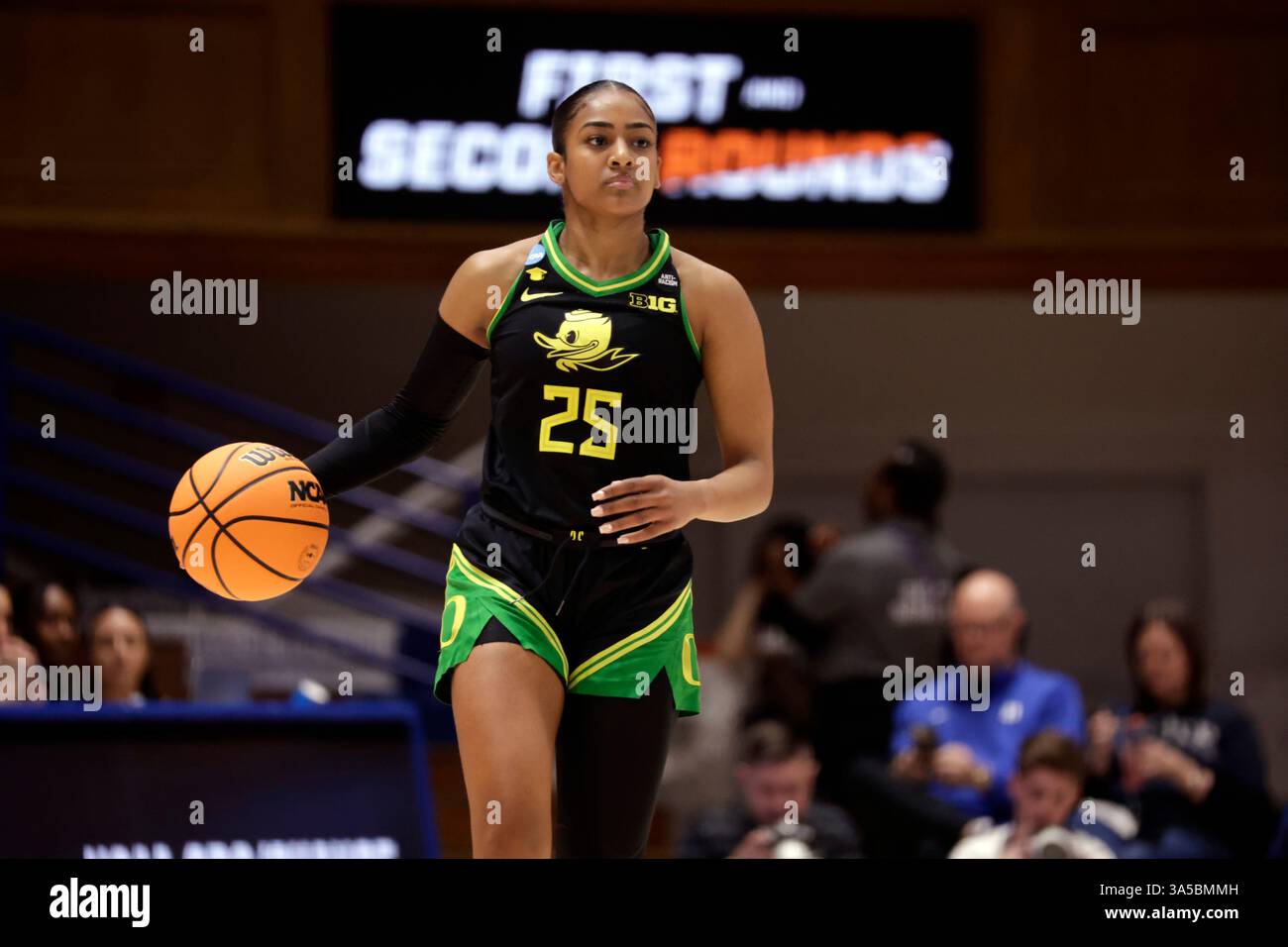 Oregon guard Deja Kelly (25) brings the ball up the floor during the ...