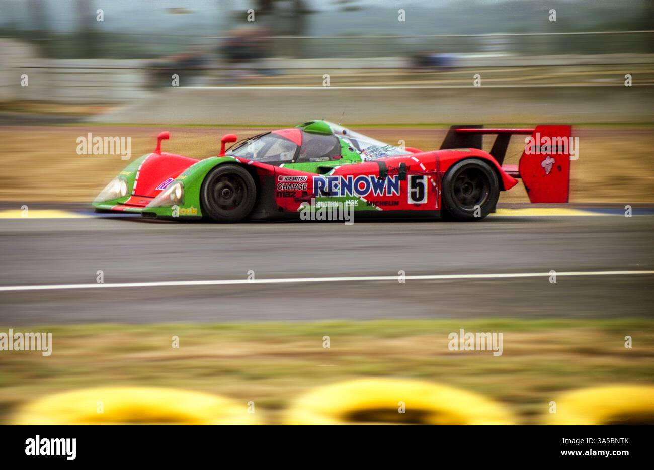 LE MANS 24 HOURS 1992 - Mazda MXR-01 - Volker Weidler (D)/Johnny ...