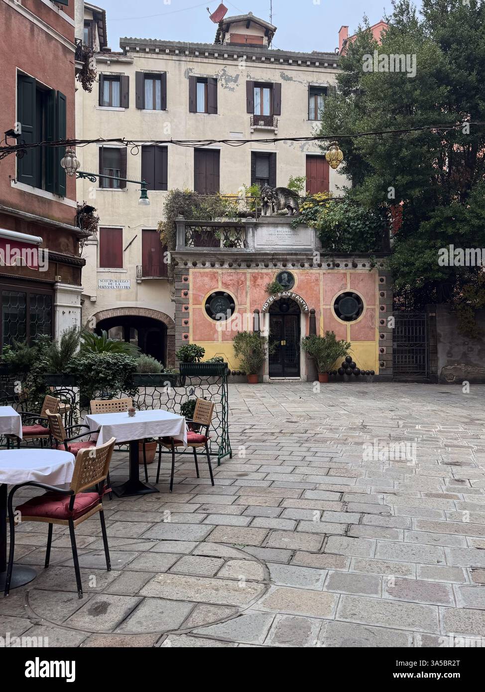 Italian Courtyard in Venice Historic Stock Photo - Alamy