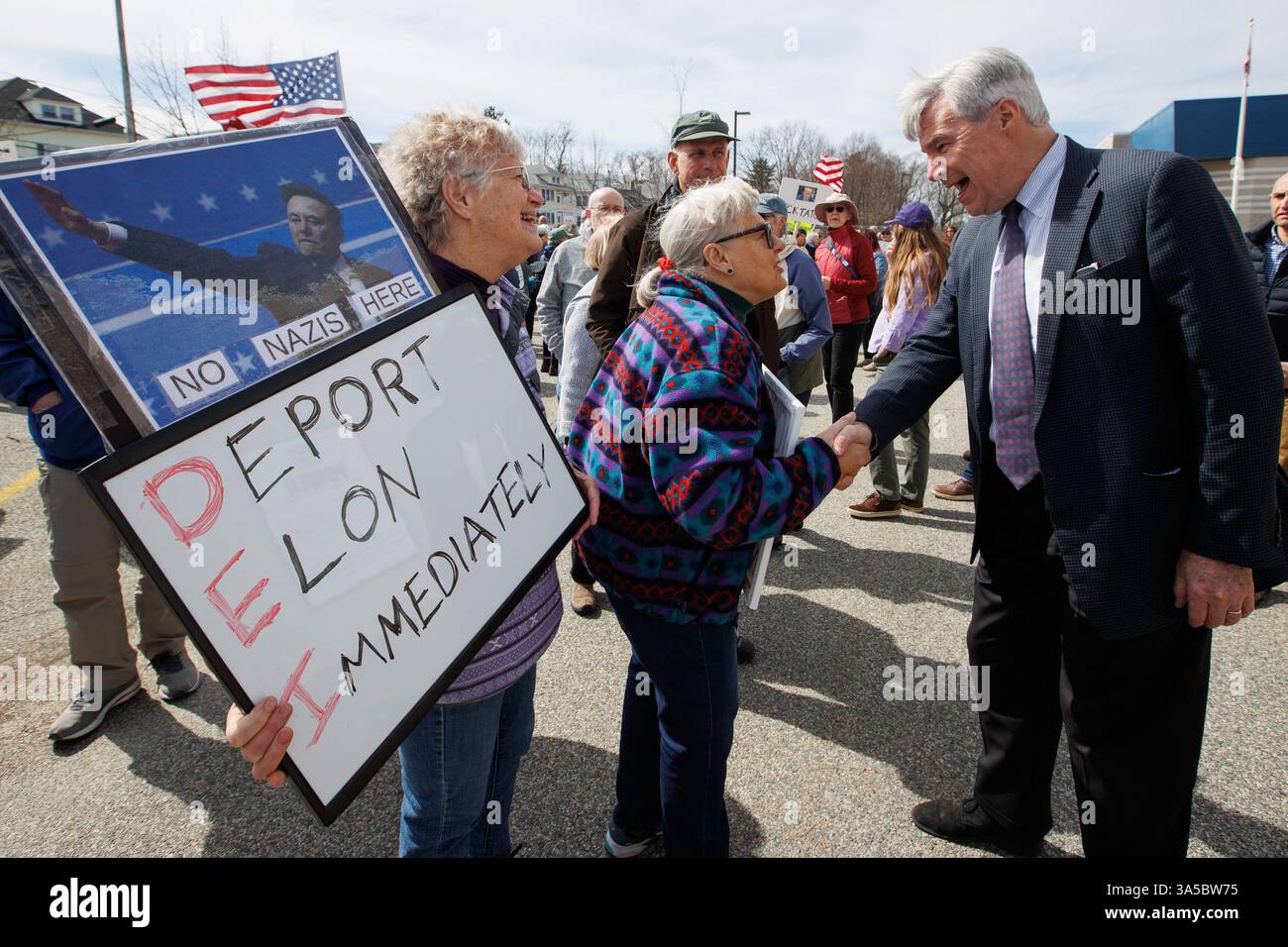 Senator Sheldon Whitehouse, D-RI, (R) shakes hands with demonstrators ...