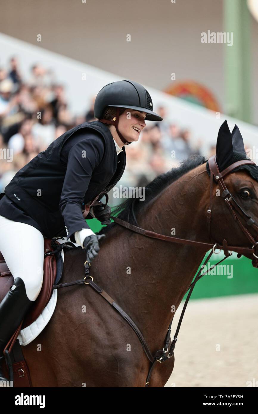 Jeanne SADRAN of France with Dexter de kerglenn during the Saut Hermès ...
