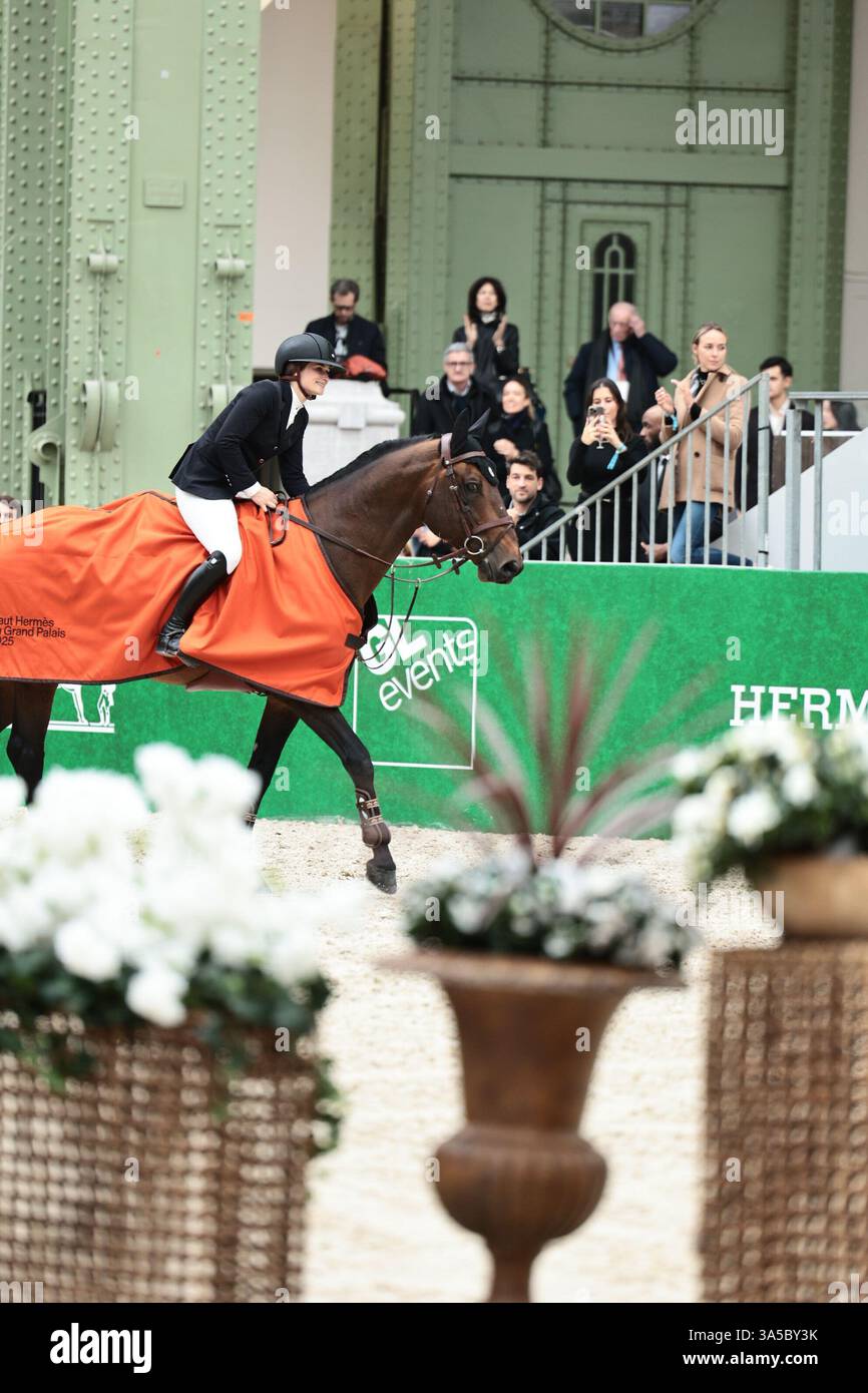 Jeanne SADRAN of France with Dexter de kerglenn during the Saut Hermès ...
