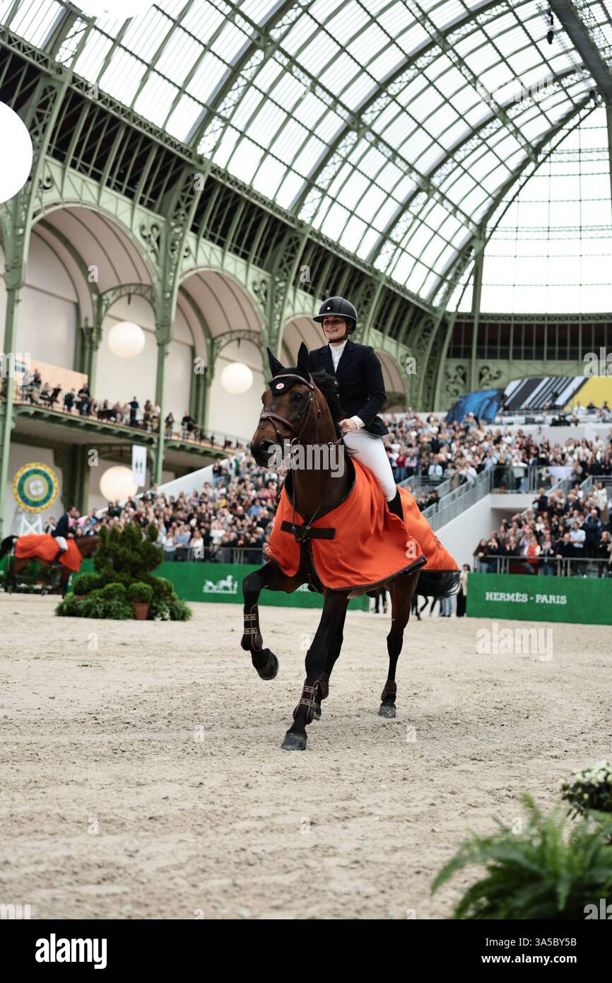 Jeanne SADRAN of France with Dexter de kerglenn during the Saut Hermès ...