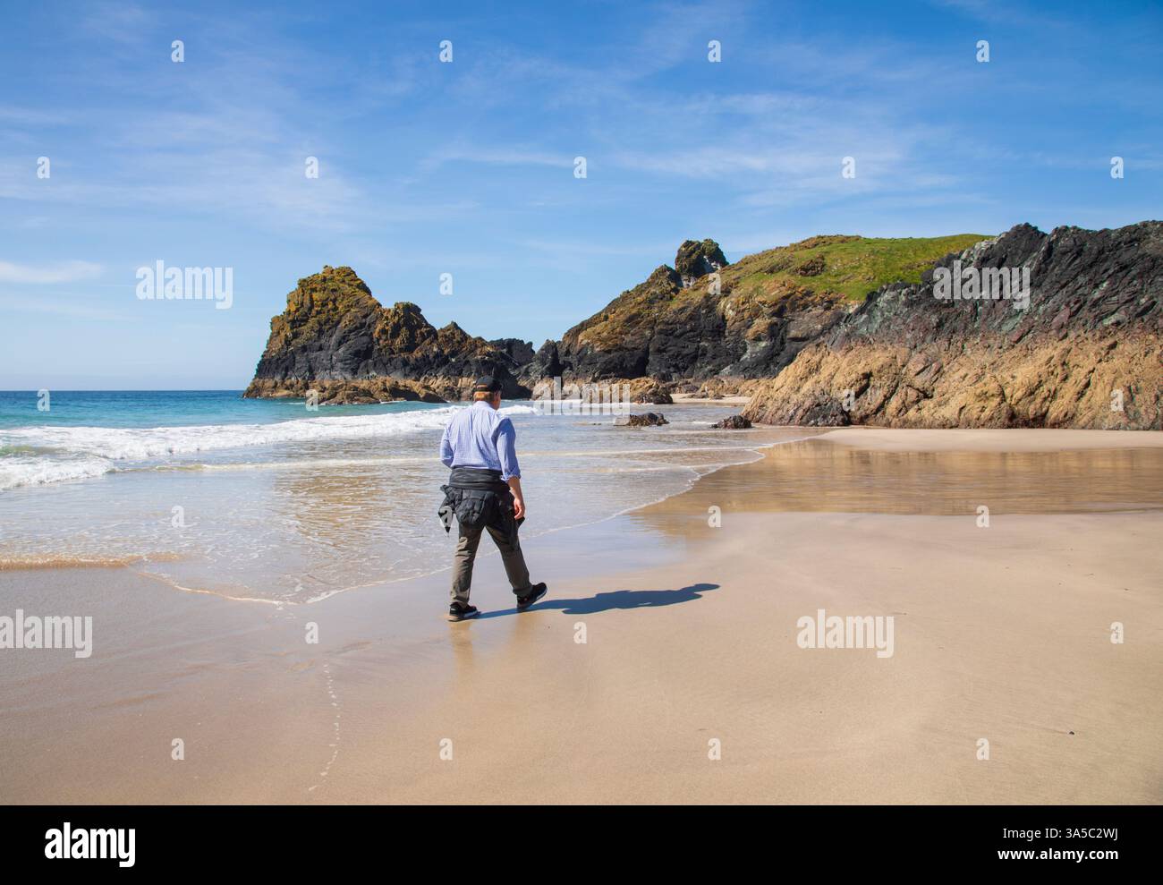 Tourist on Kynance Cove Beach Stock Photo - Alamy