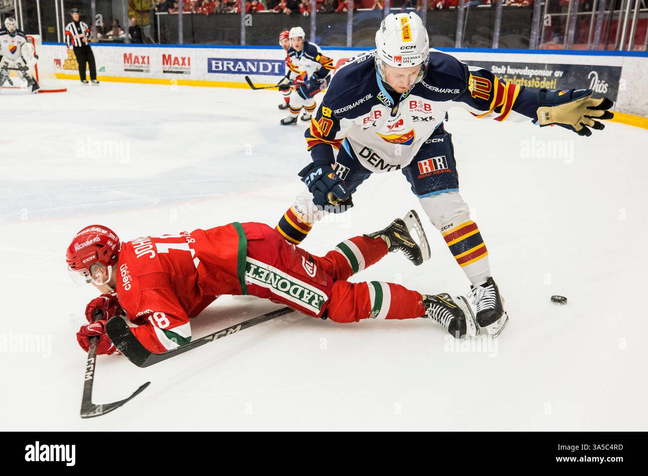 250322 Moras Martin Johnsen och Djurgårdens Jakob Ragnarsson under ...