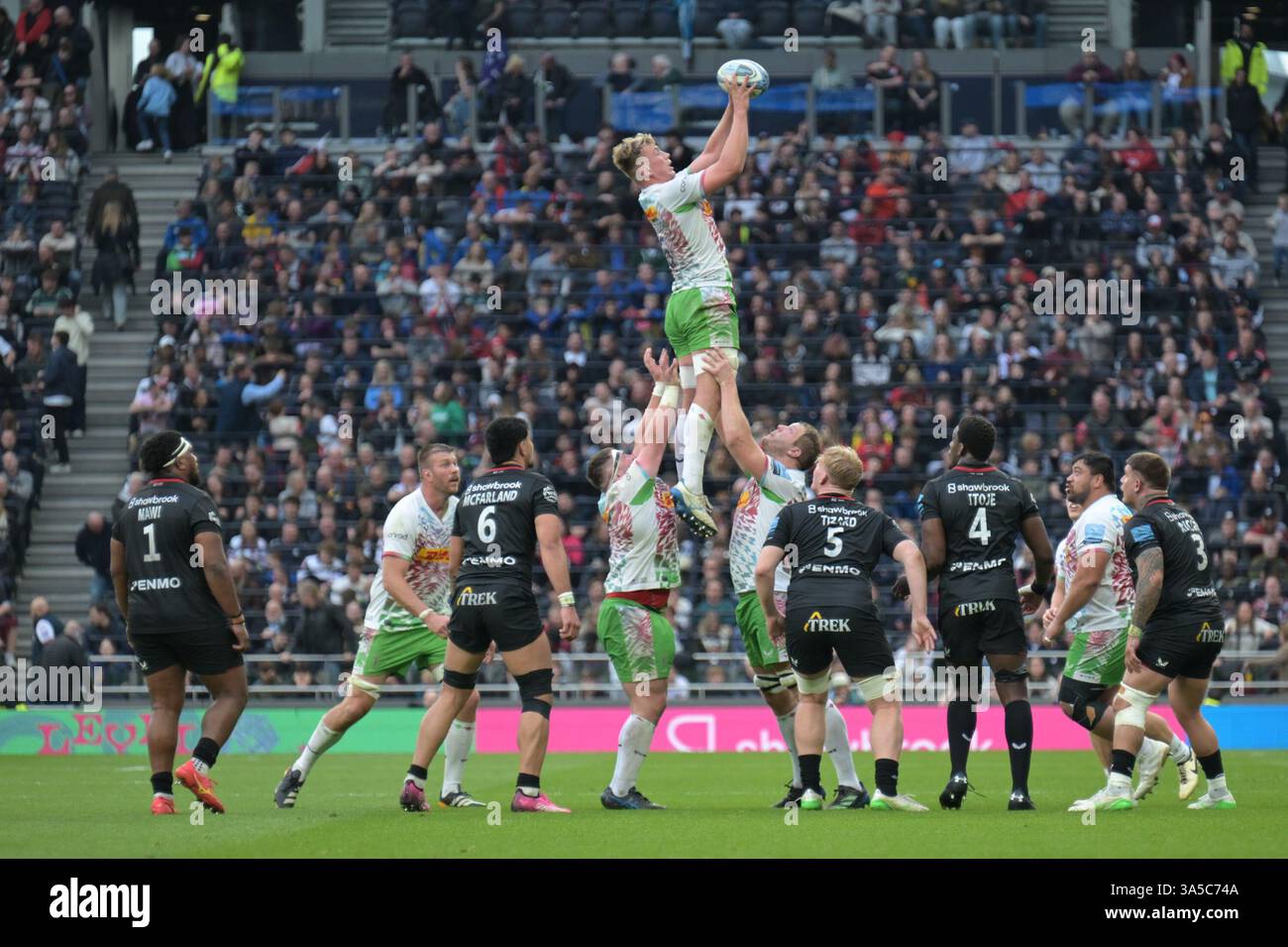 Jack Kenningham of Harlequins secures the line out ball during the ...