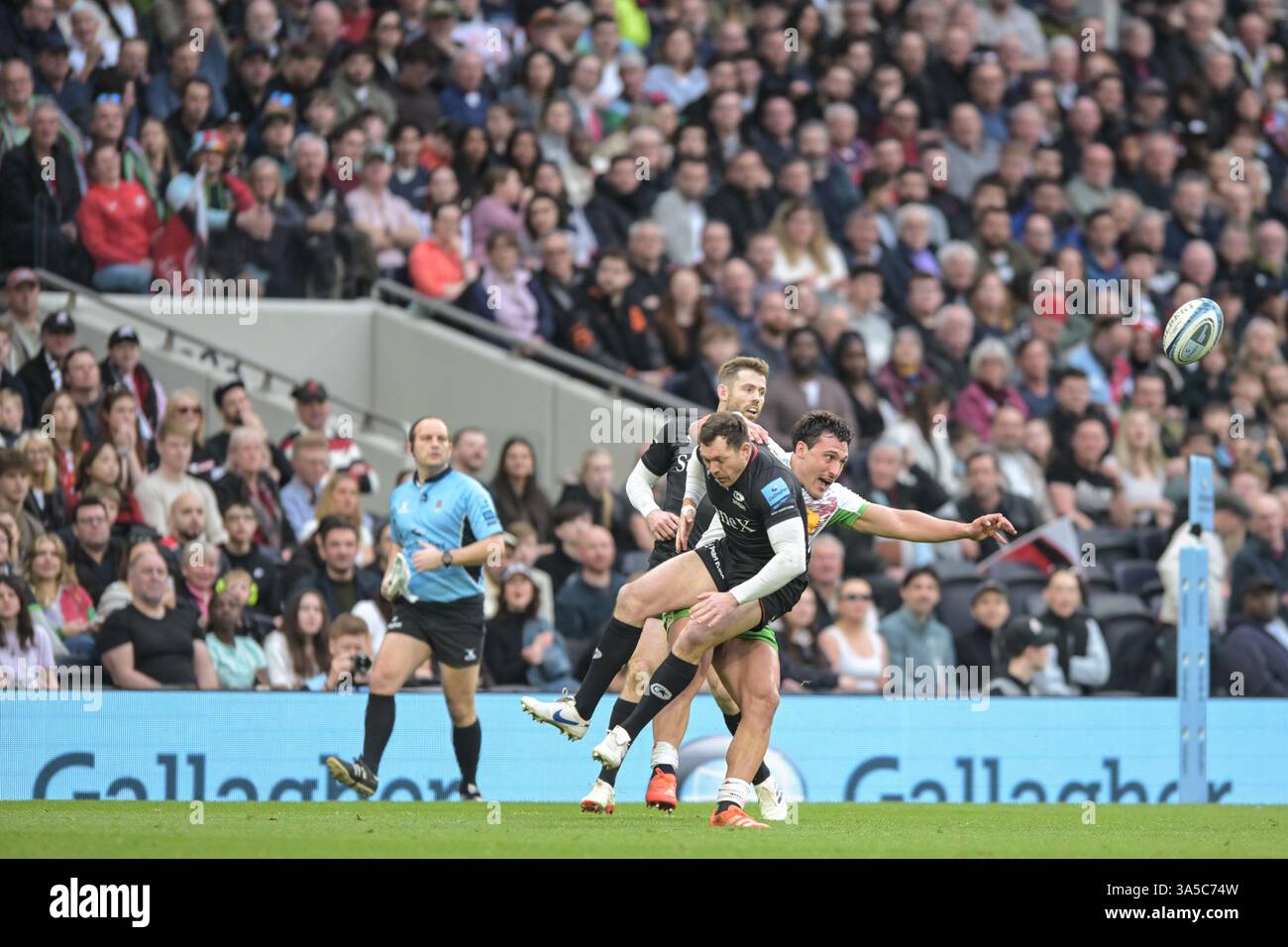 Alex Goode of Saracens and Rodrigo Isgro of Harlequins challenge for ...