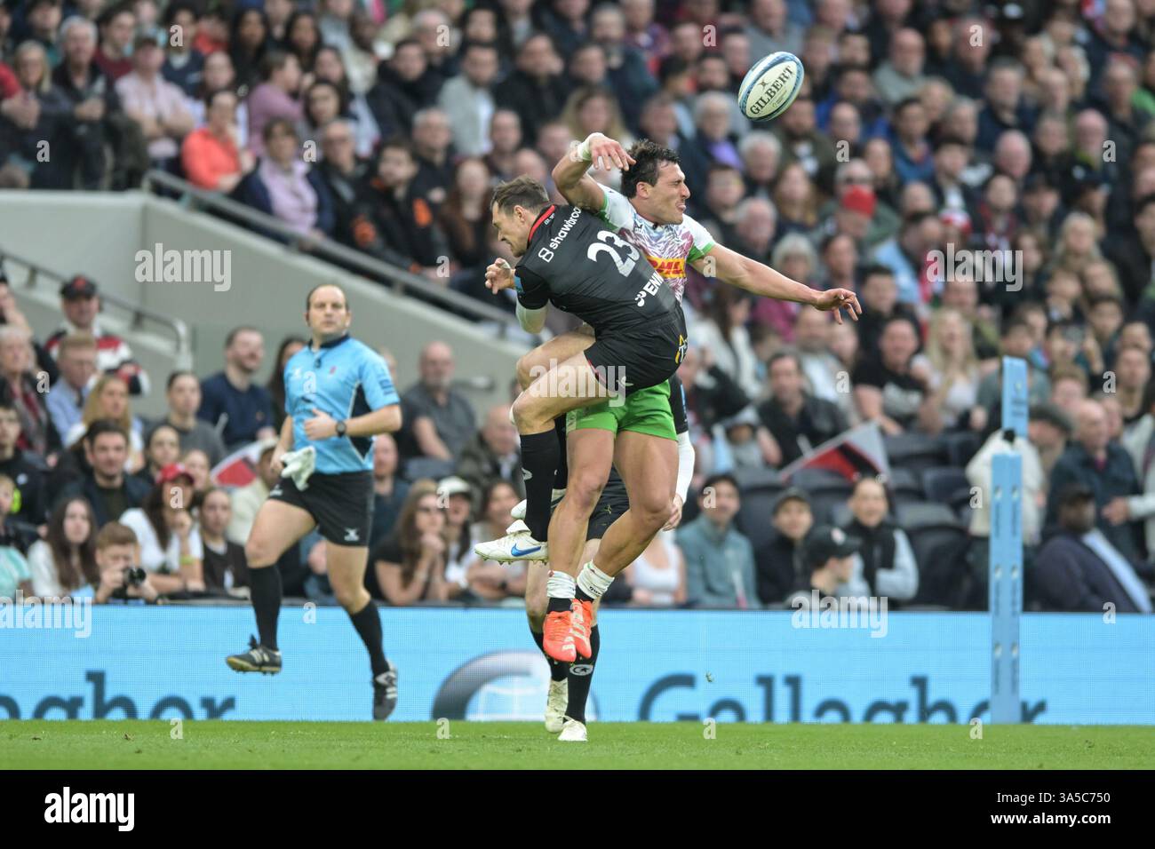 Alex Goode of Saracens and Rodrigo Isgro of Harlequins challenge for ...