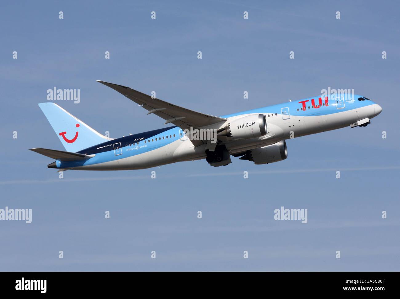 A Boeing 787-8 Dreamliner of TUI departing Gatwick Stock Photo - Alamy