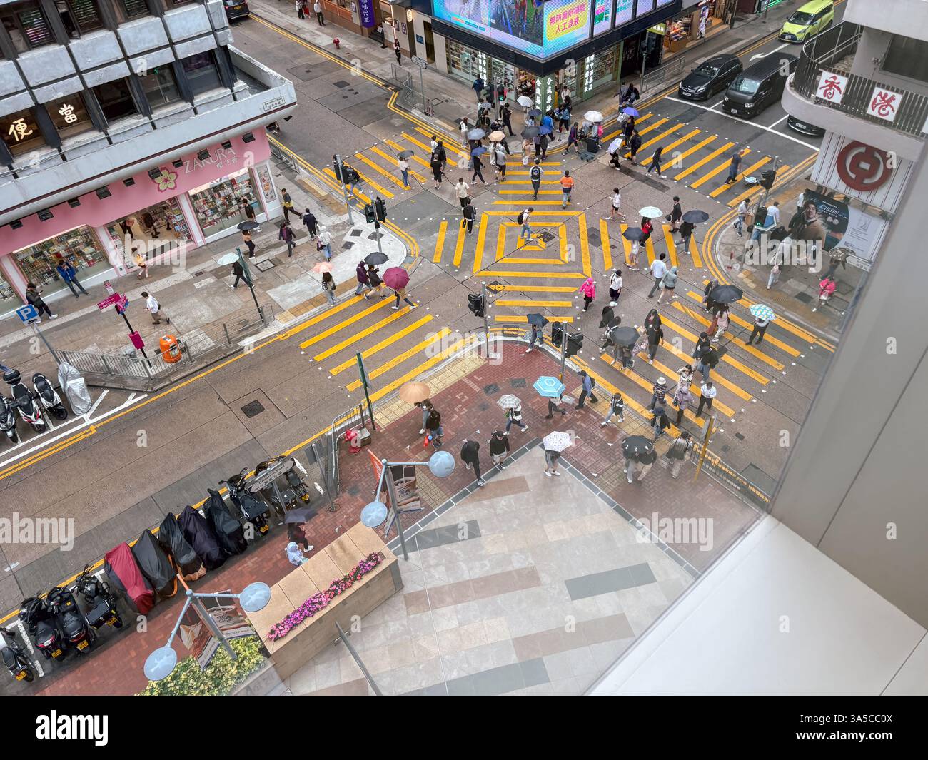 Elevated perspective of street intersection in Tsim Sha Tsui, Kowloon ...