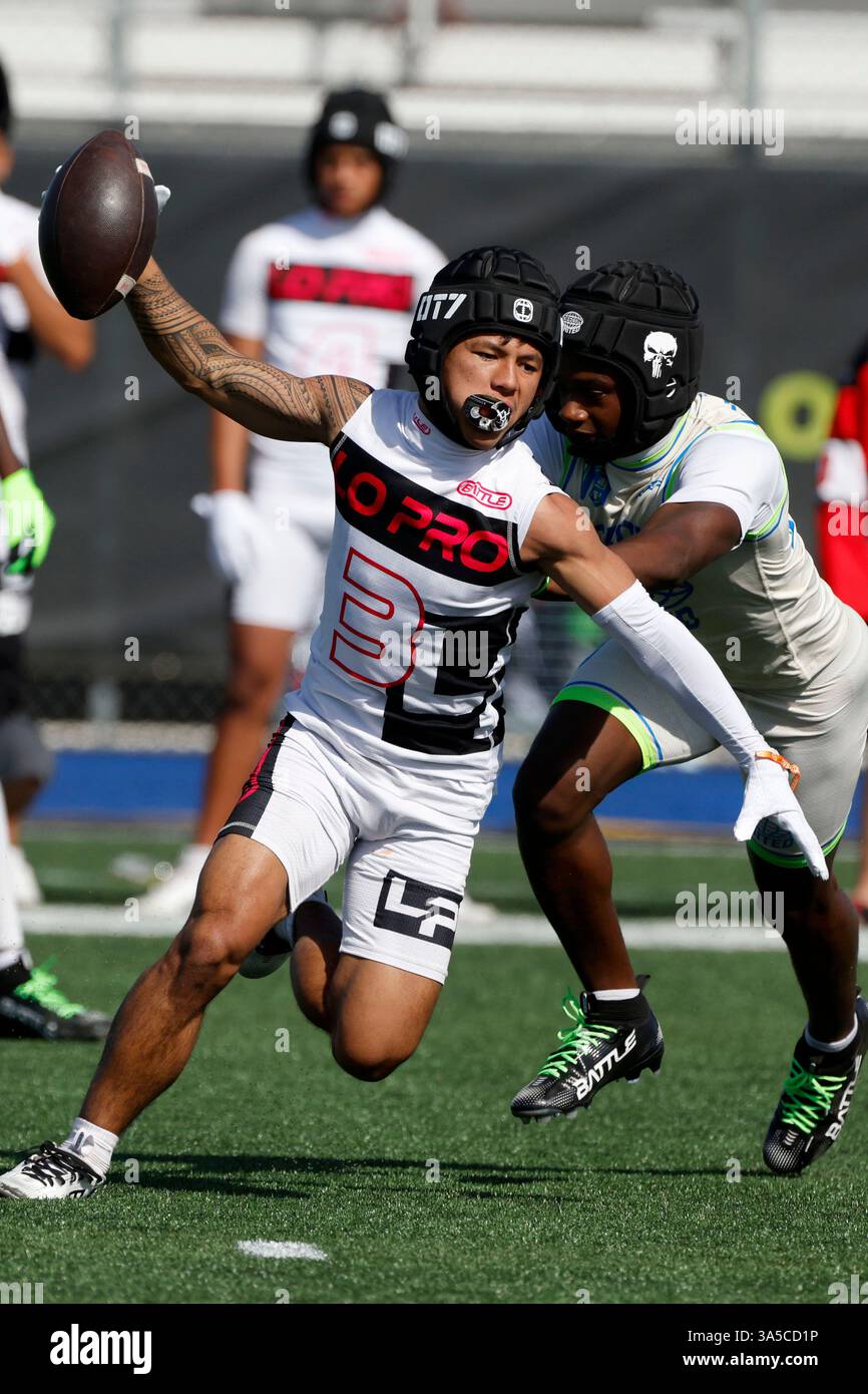 Lo Pro receiver Kinsgston Siliado (3) catches the ball in front of ...