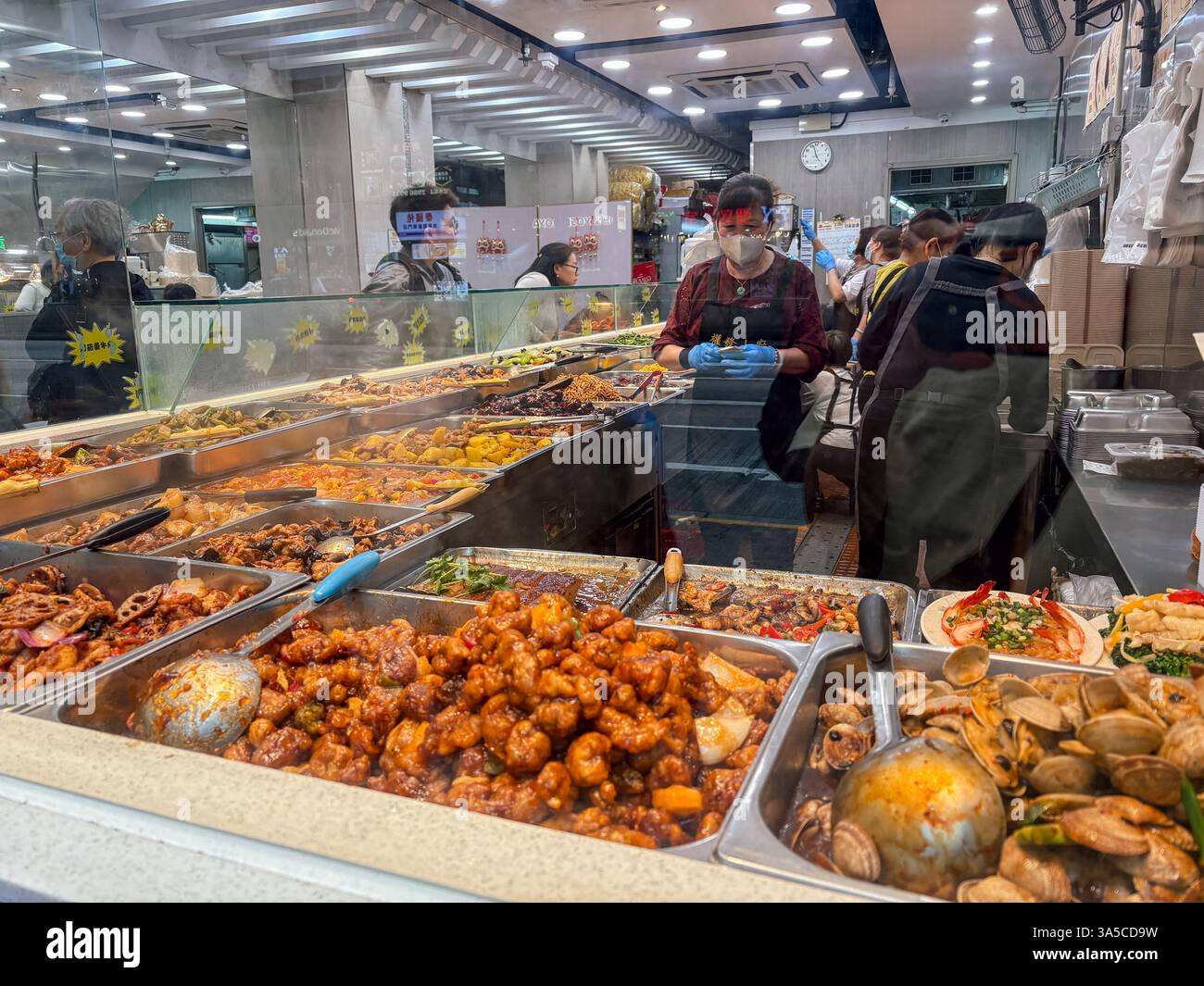 Assortment of cooked chinese foods in a buffet style food store Stock ...