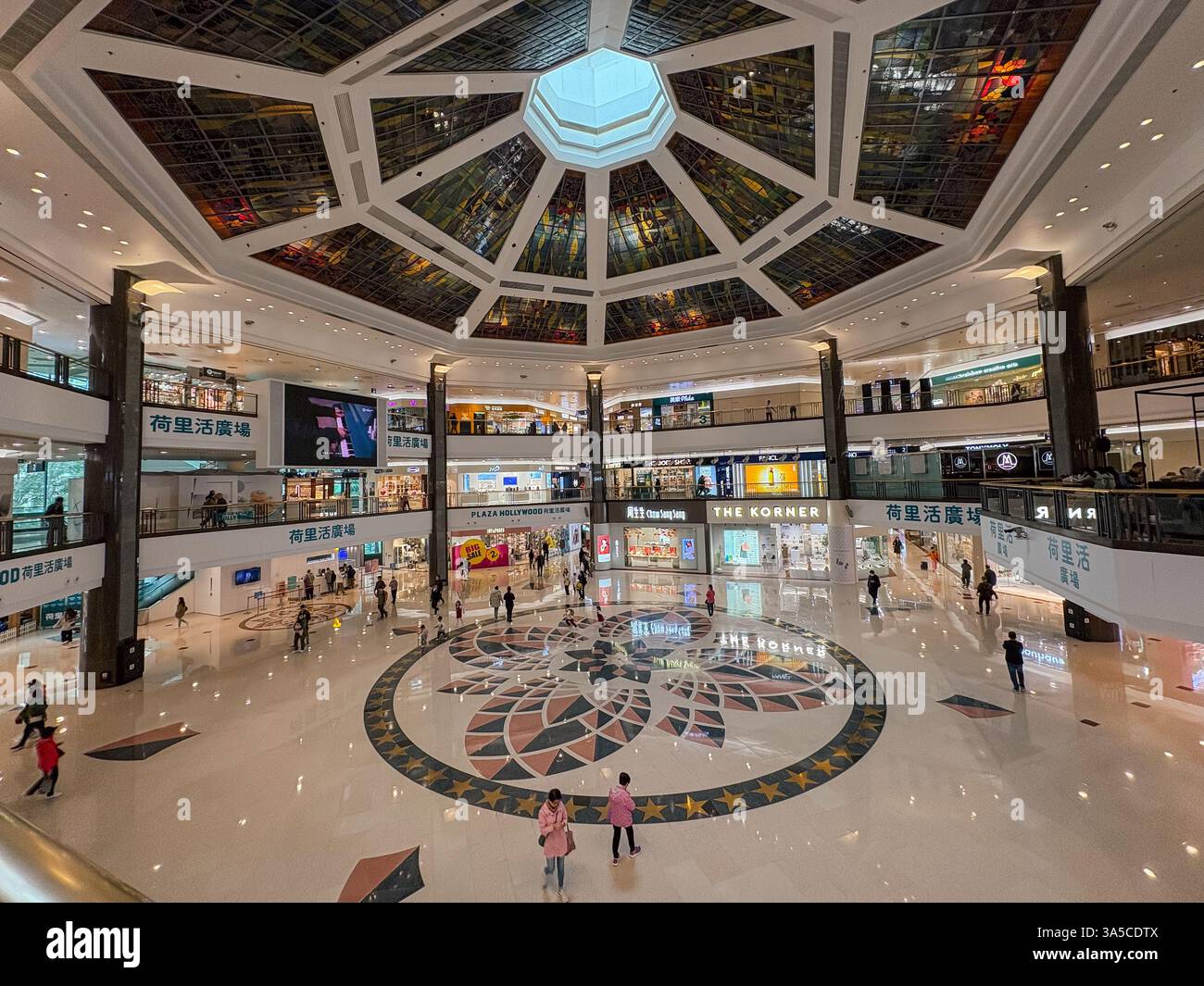Atrium featuring multiple levels hi-res stock photography and images ...