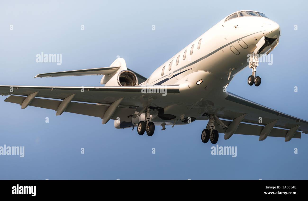 Aircraft descending landing gear extended hi-res stock photography and ...