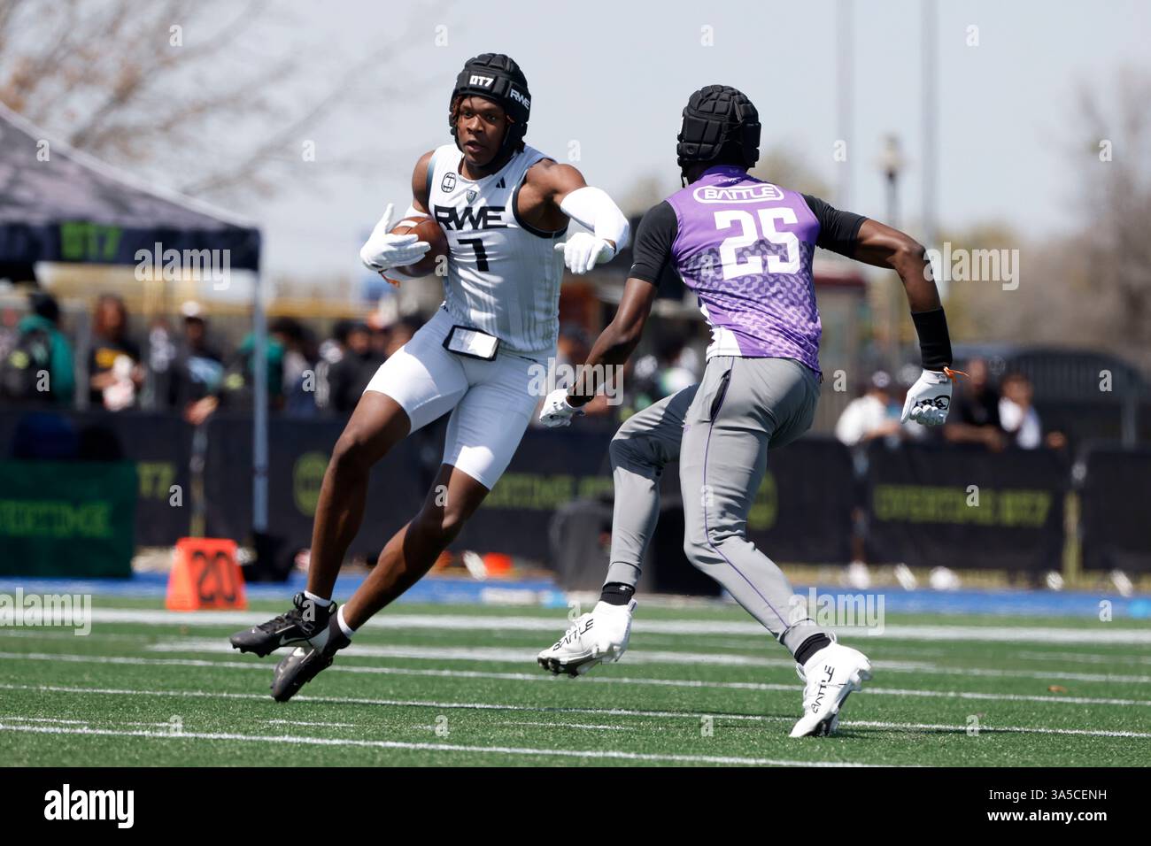 RWE receiver Keeyun Chapman (7) tries to get past Level 82 defender ...