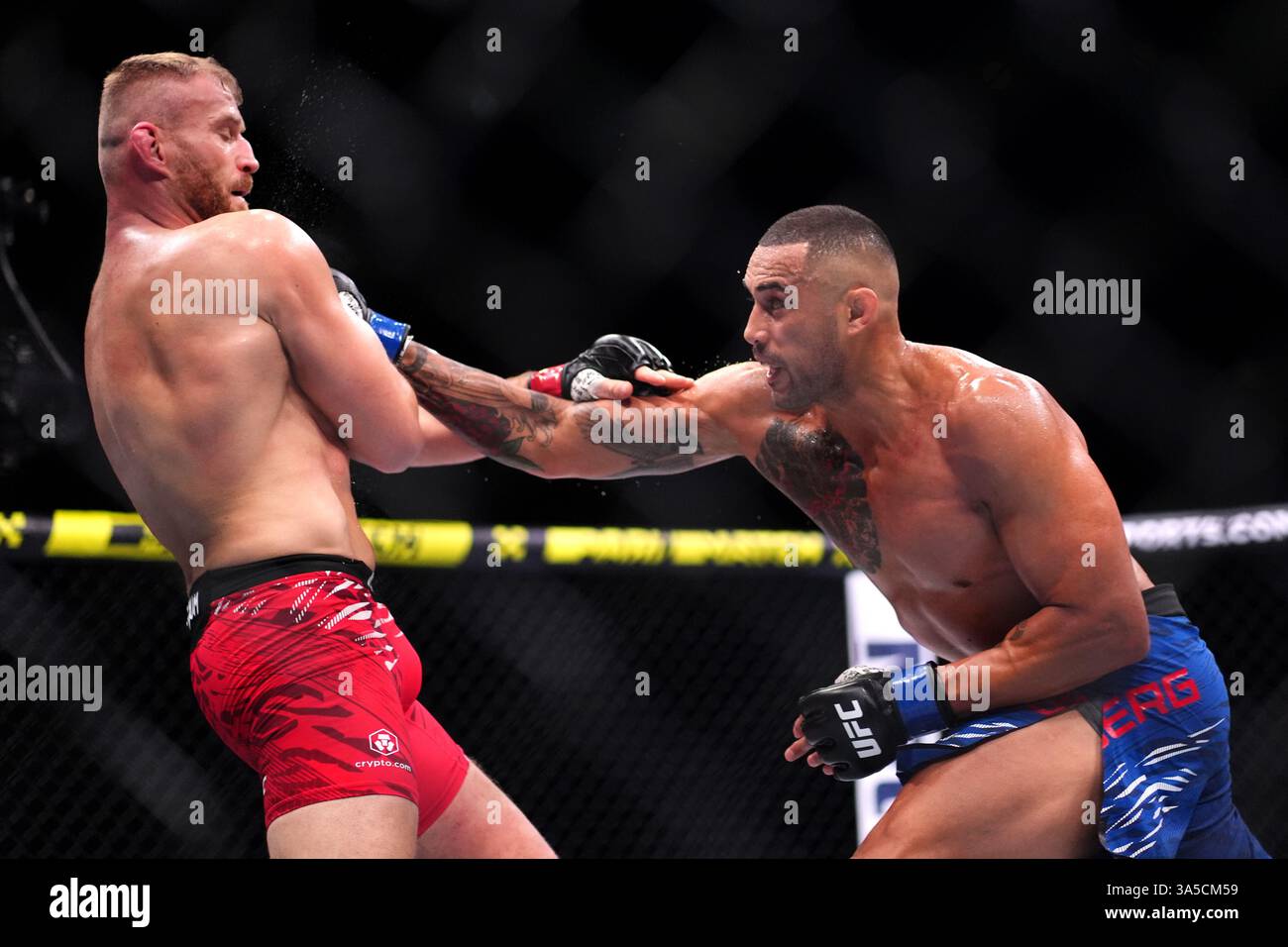 Carlos Ulberg (right) in action against Jan Blachowicz in the light ...