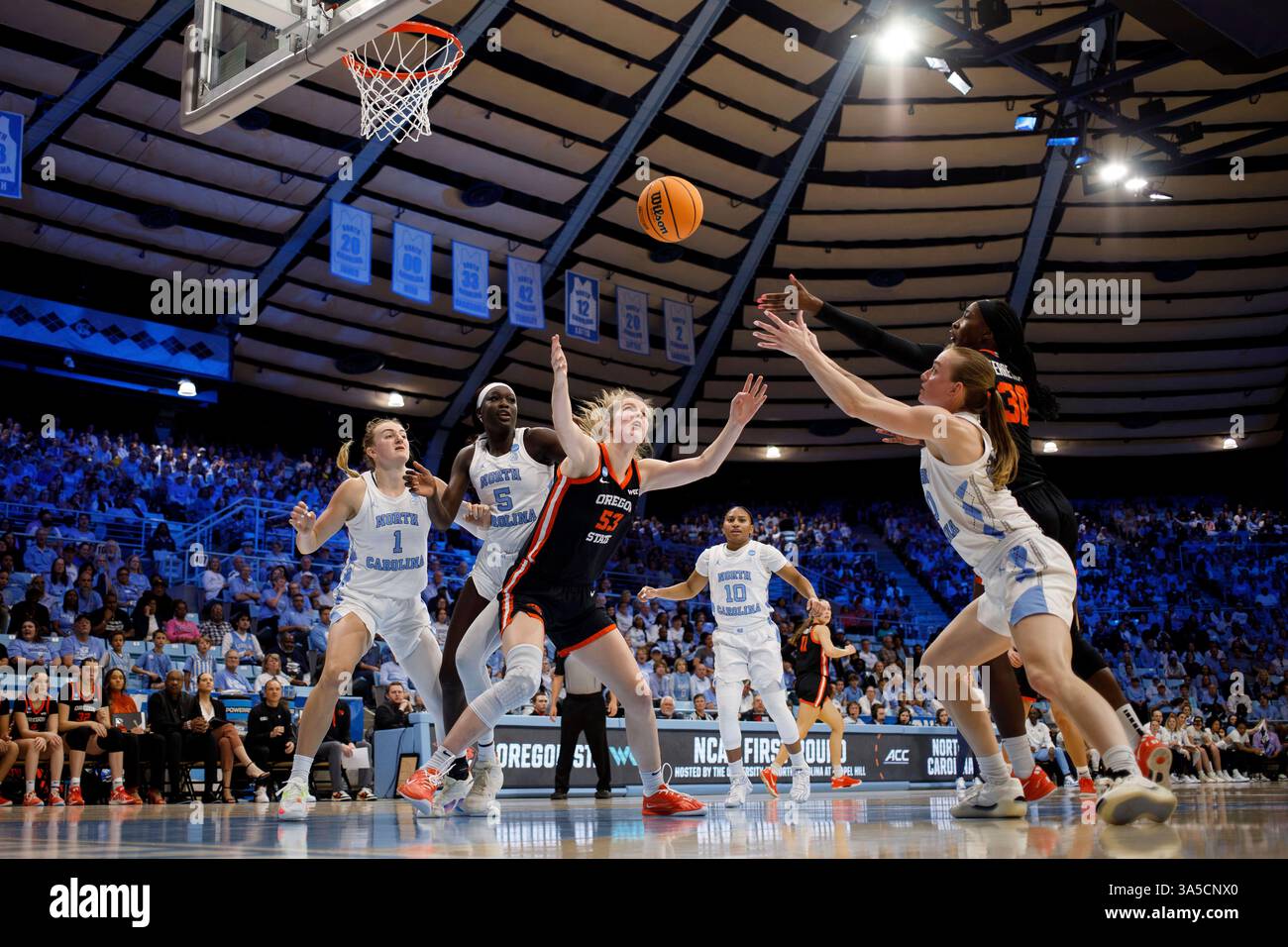 North Carolina's Lexi Donarski, second from right, Maria Gakdeng (5 ...