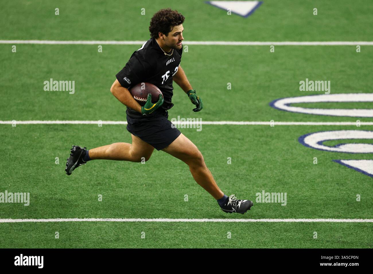 Baylor tight end Gavin Yates participates in a drill during the Big 12 ...