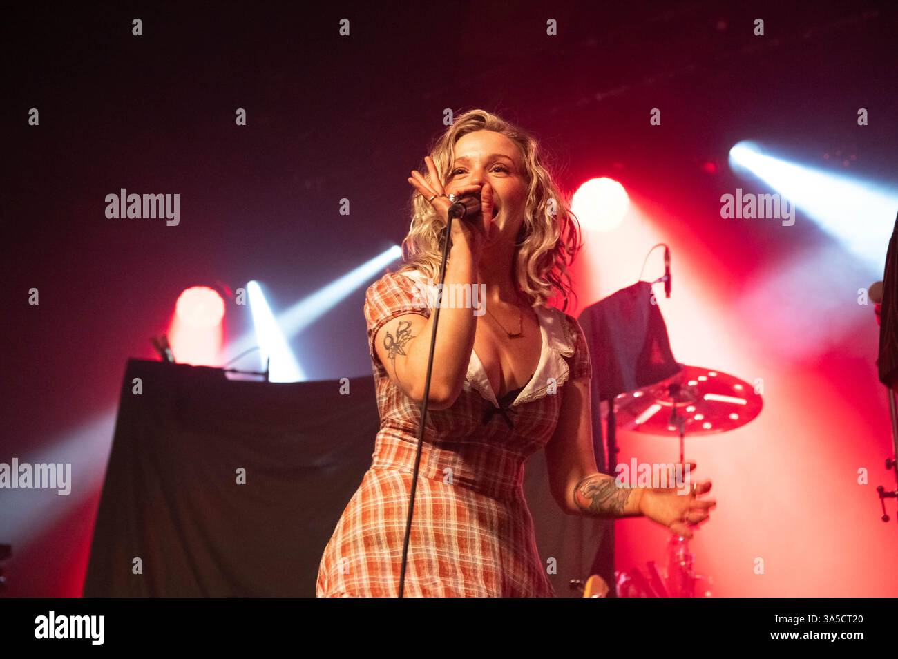 Anna Shields of Dead Pony performing at Barrowland, Glasgow, 21st March ...
