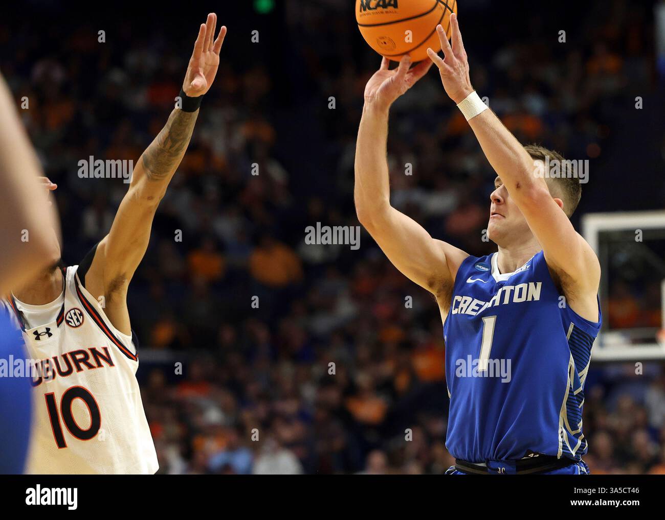 Creighton's Steven Ashworth (1) shoots while defended by Auburn's Chad ...