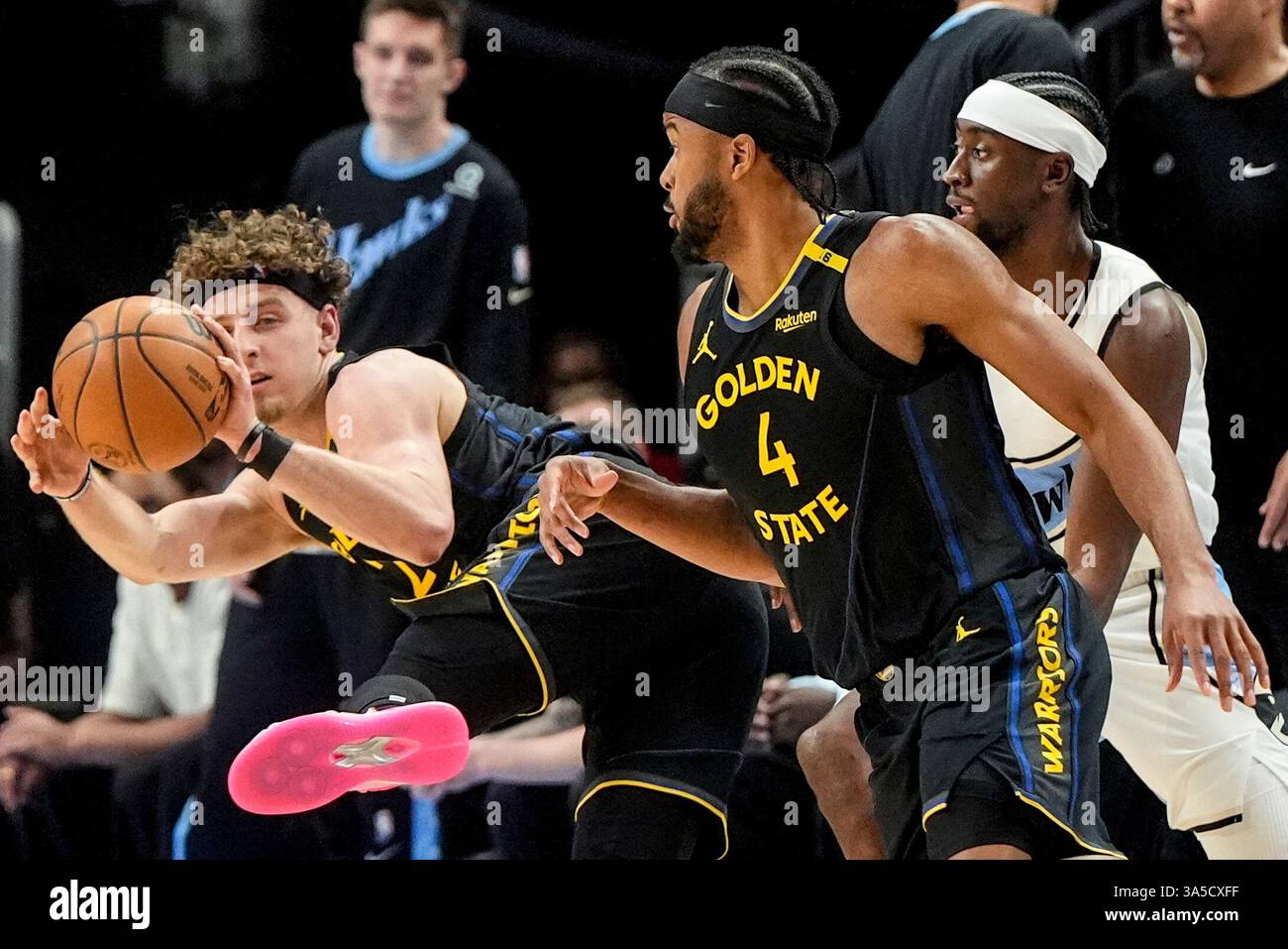 Golden State Warriors guard Brandin Podziemski (2) passes the ball ...