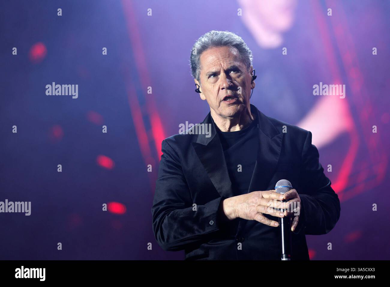 Sänger Gazebo Paul Mazzolini bei Die 80er live 2025 auf Schalke - die ...