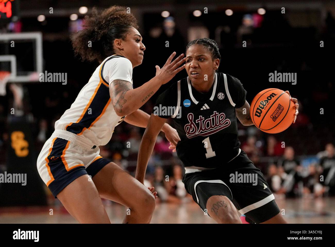 Mississippi State guard Destiney McPhaul (1) dribbles against ...