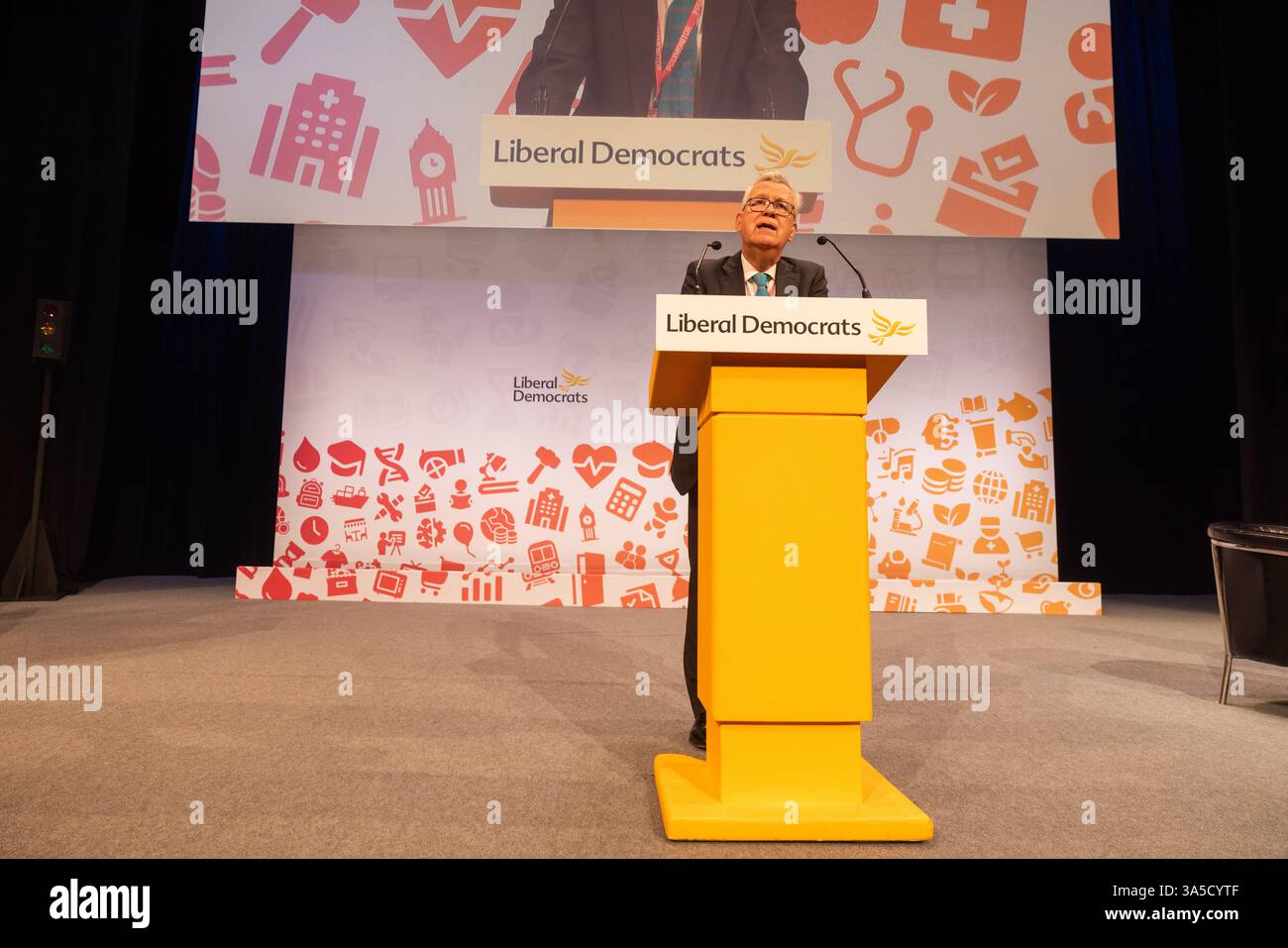 Lord richard newby obe hi-res stock photography and images - Alamy