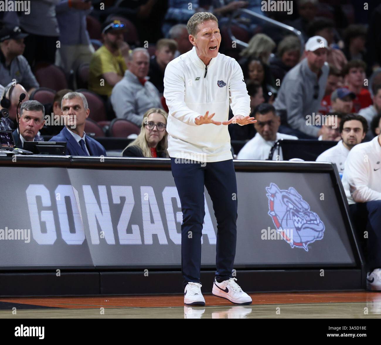 Gonzaga head coach Mark Few tells his team to calm down during the ...