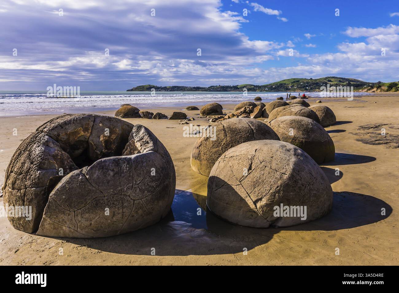 Travel to New Zealand. Boulders Moeraki - a group of large spherical ...