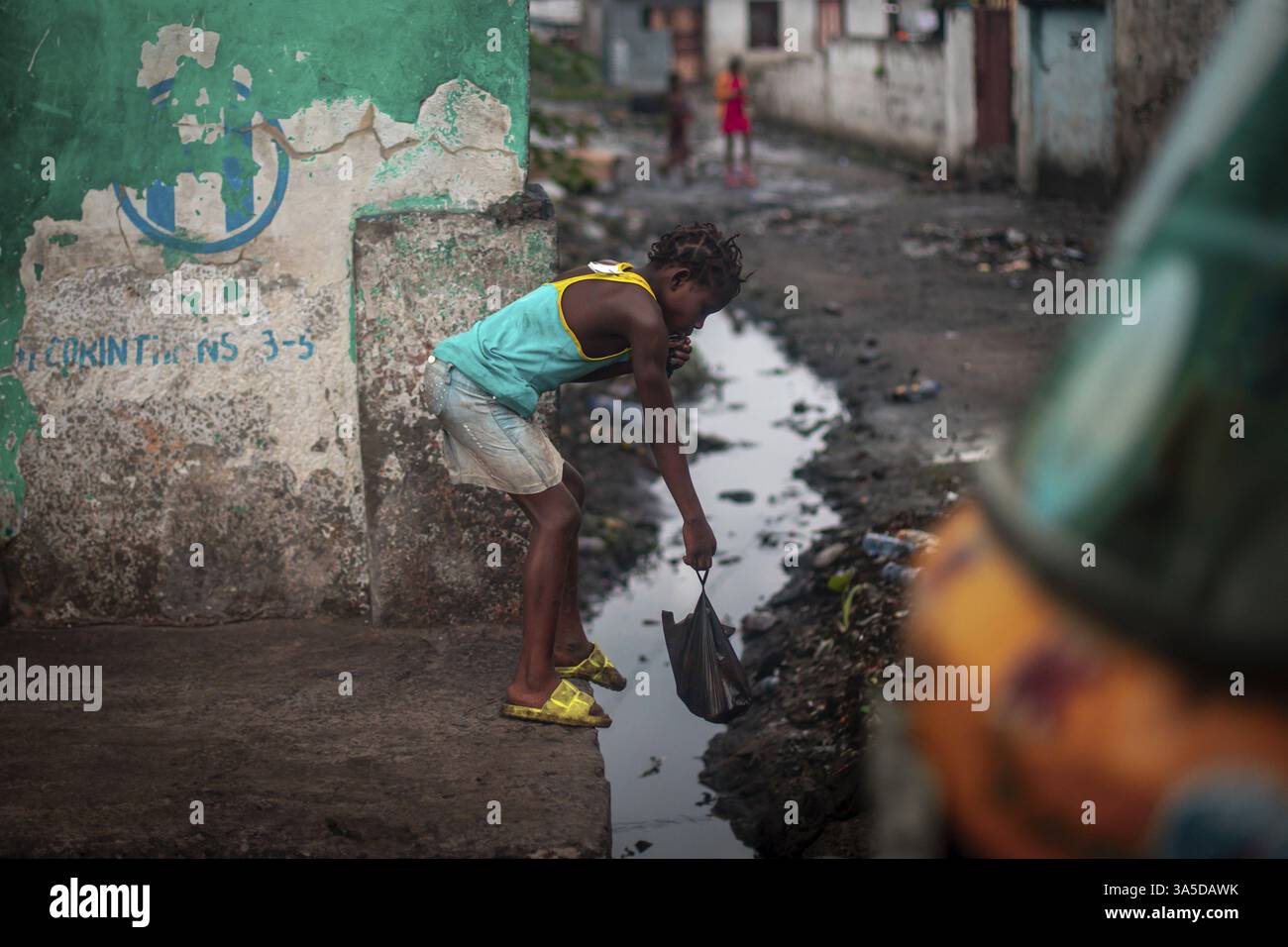 Child throwing garbage street hi-res stock photography and images - Alamy