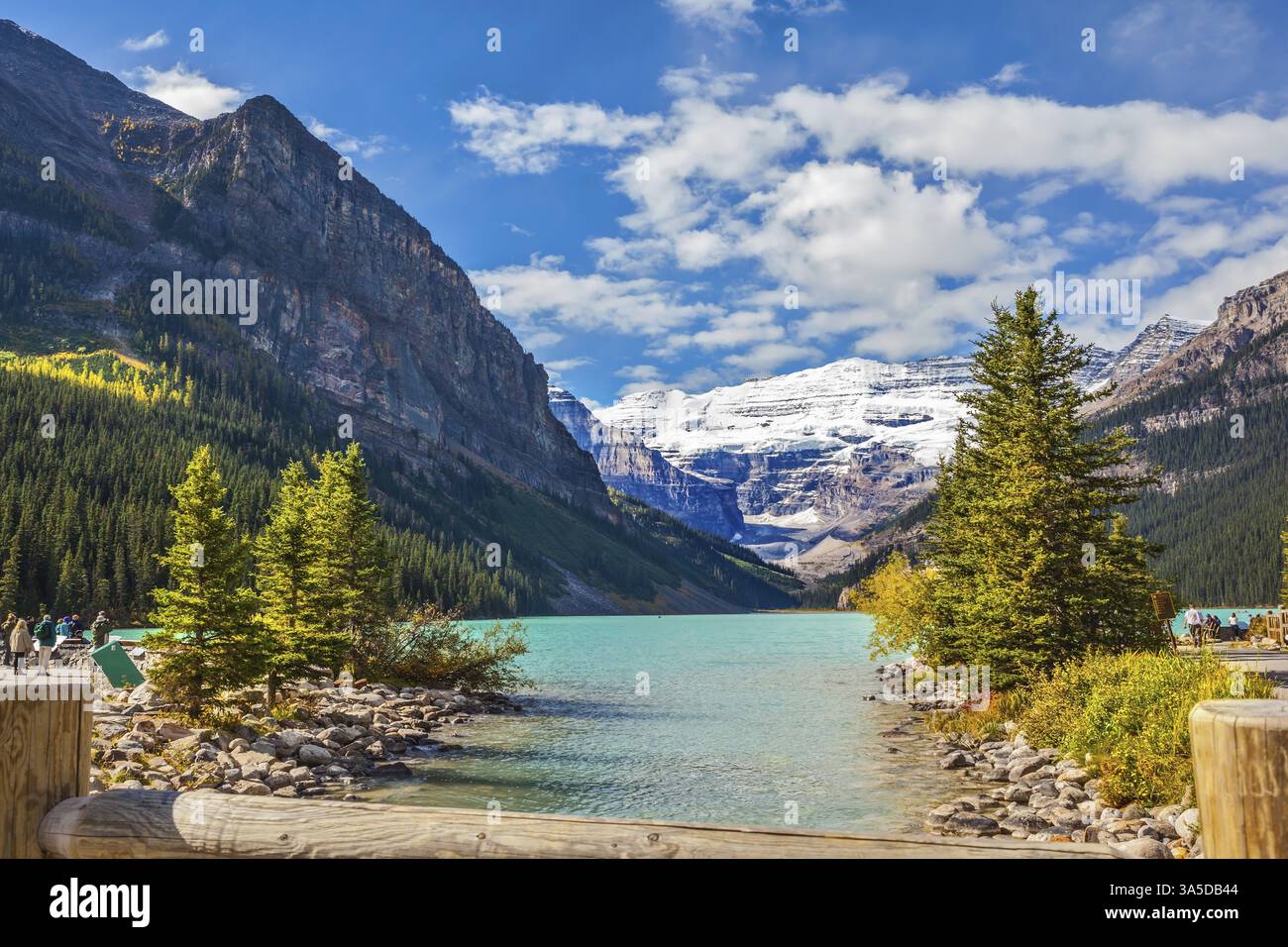 The picturesque promenade at Lake Louise. The lake is surrounded by ...