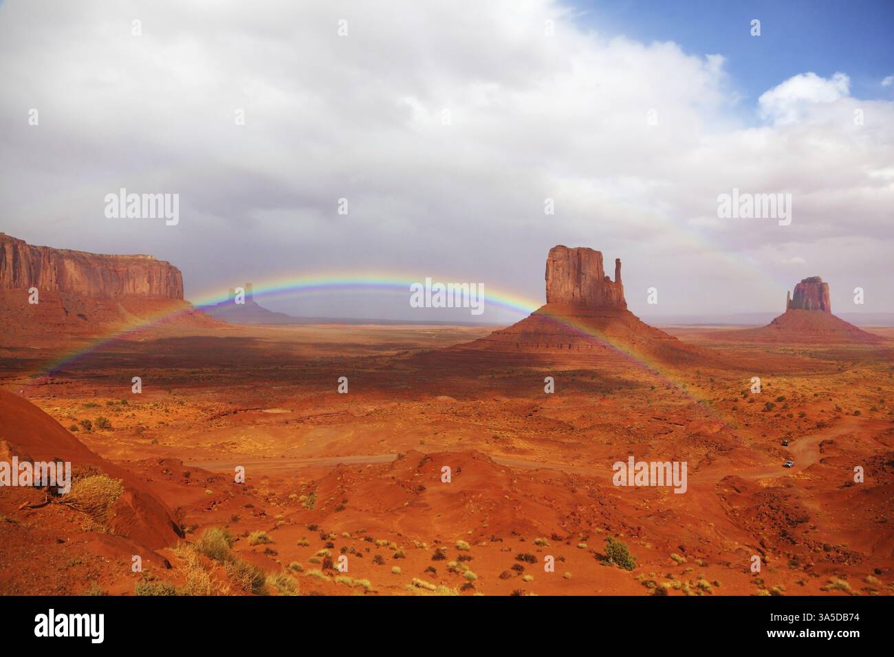 Magnificent rainbow in Monuments Valley in reservation of Indians ...