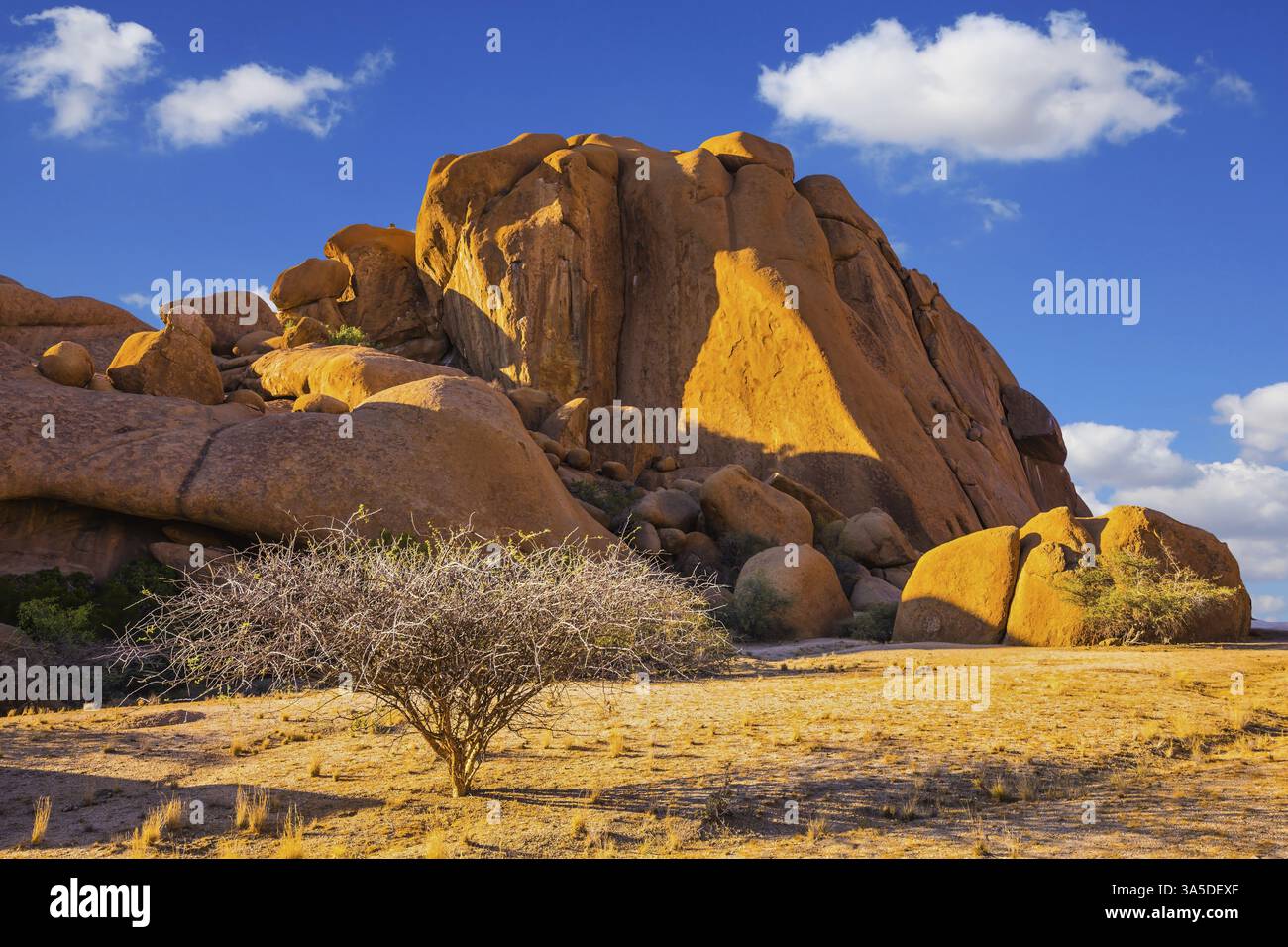 Light and shadow play on rocks hi-res stock photography and images - Alamy