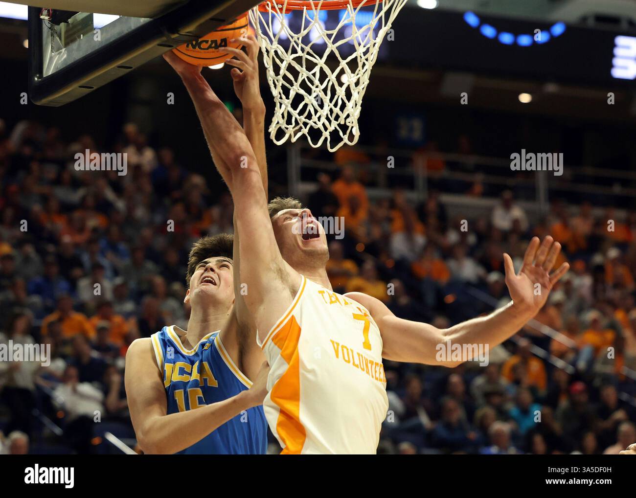 Tennessee's Igor Milicic Jr. (7) is blocked from behind by UCLA's Aday ...