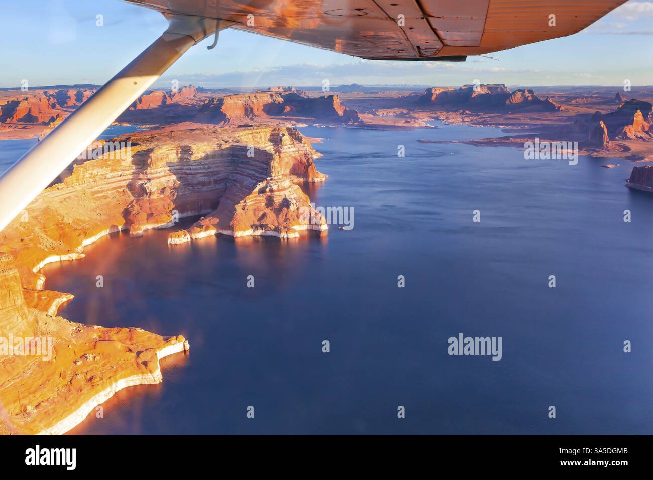 Big lake under aircraft wing hi-res stock photography and images - Alamy