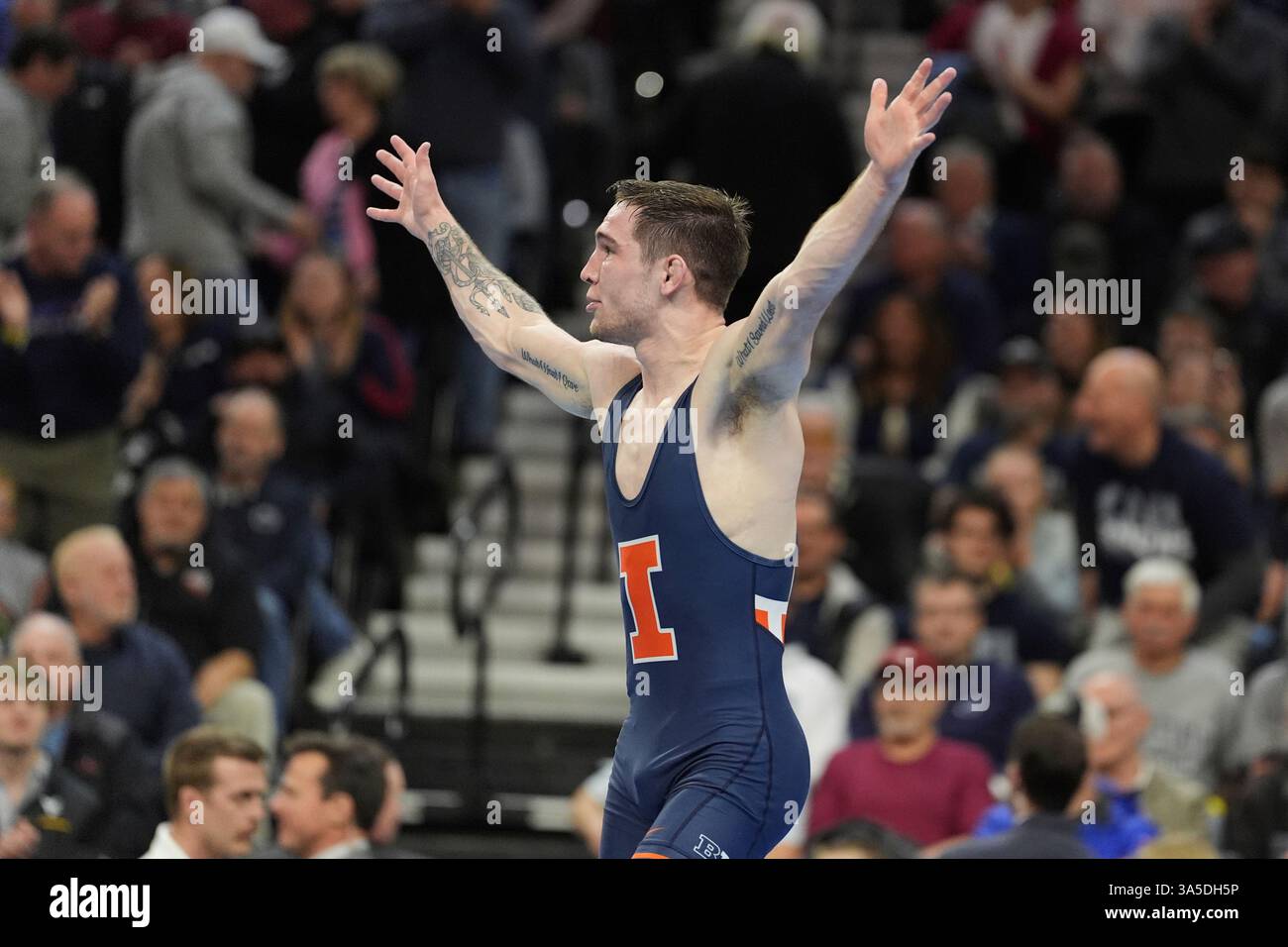 Illinois' Lucas Byrd celebrates after defeating Iowa's Drake Ayala in ...