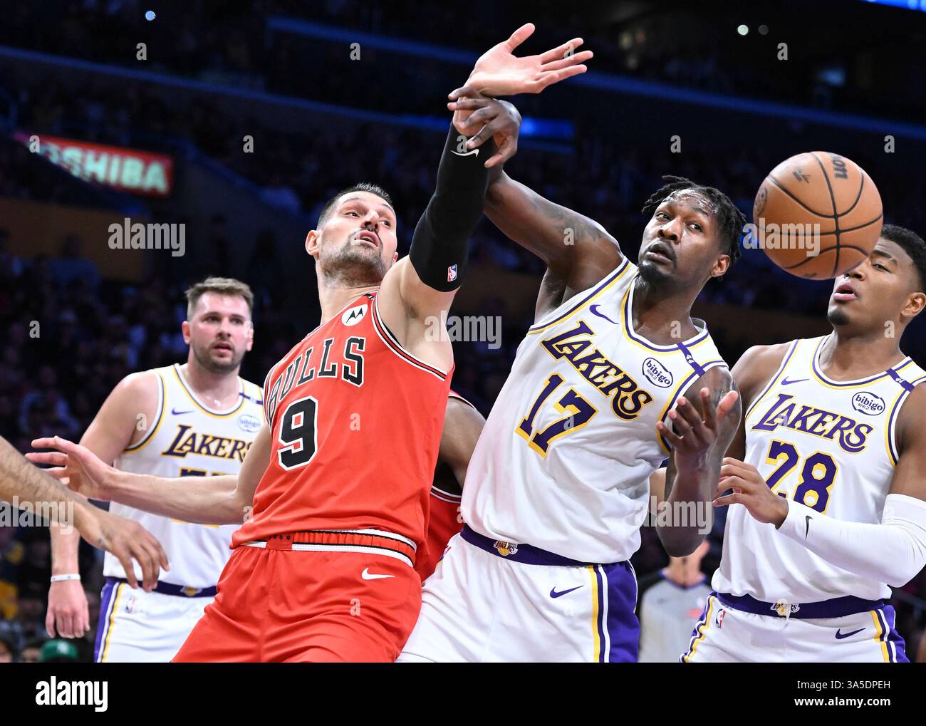 Chicago Bulls center Nikola Vucevic (9) and Los Angeles Lakers forward ...