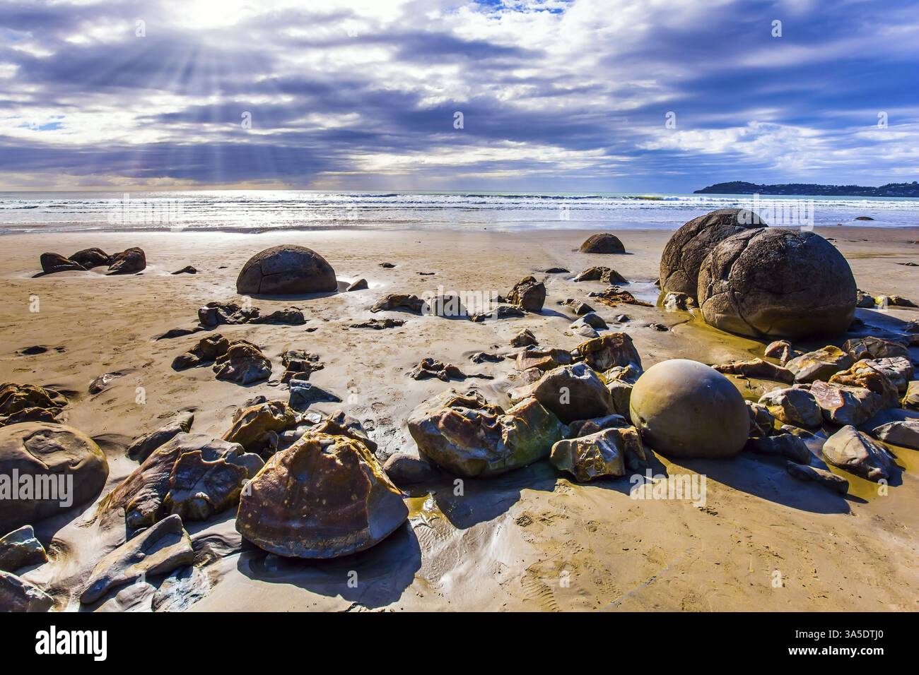 The popular tourist attraction. The huge round stone boulders Moeraki ...