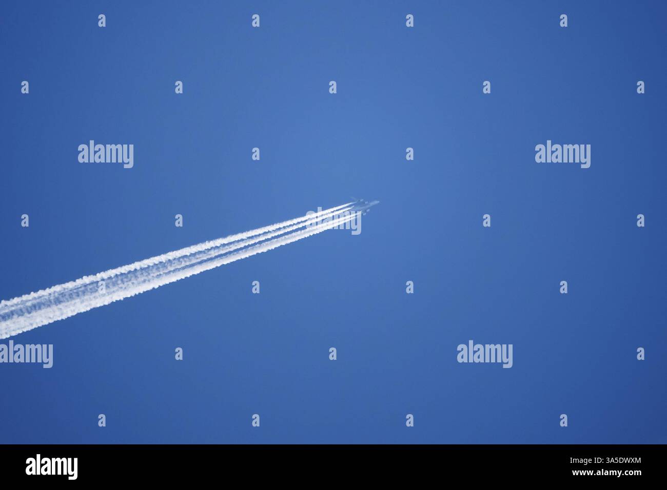 Condensations trails hi-res stock photography and images - Alamy