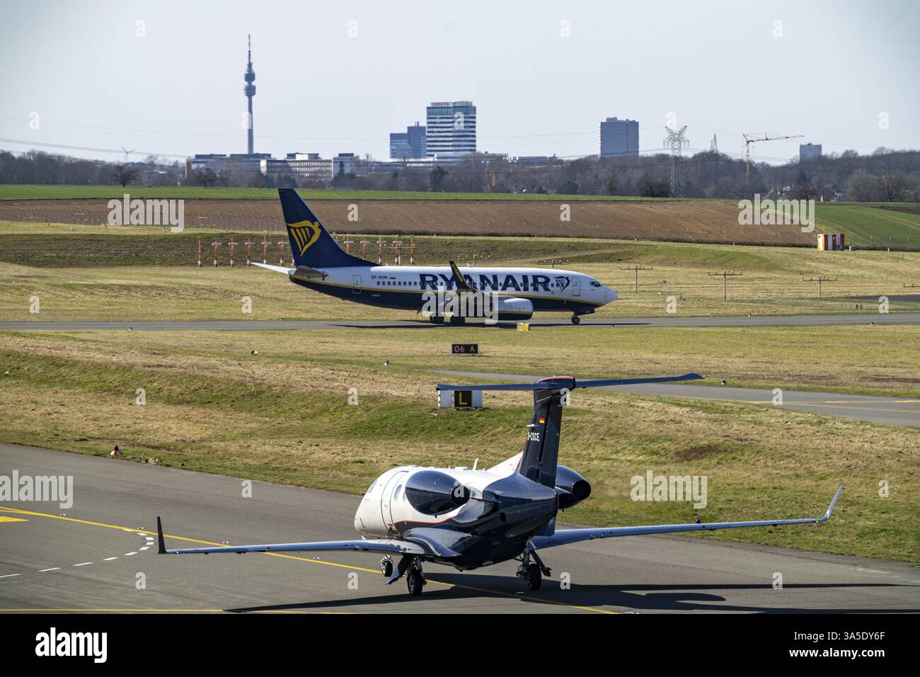 Dortmund Airport, Ryanair Boeing 737 on the taxiway for take-off ...