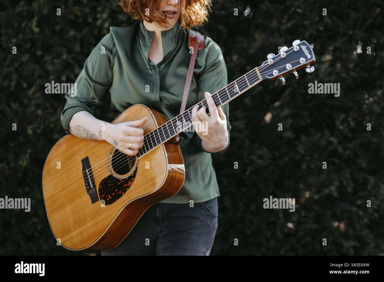 Redhead guitar hi-res stock photography and images - Alamy