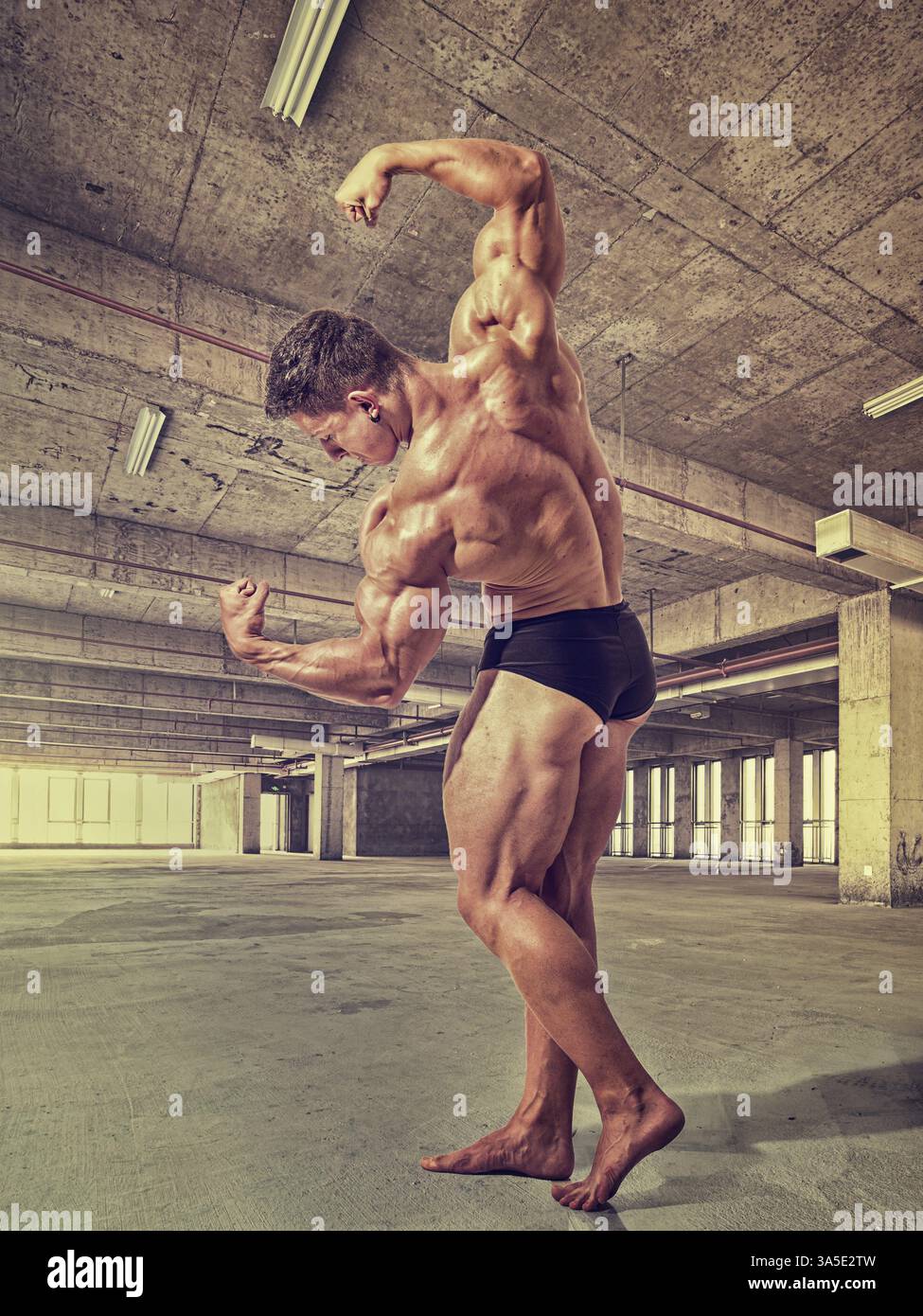 Male bodybuilders posing hi-res stock photography and images - Alamy