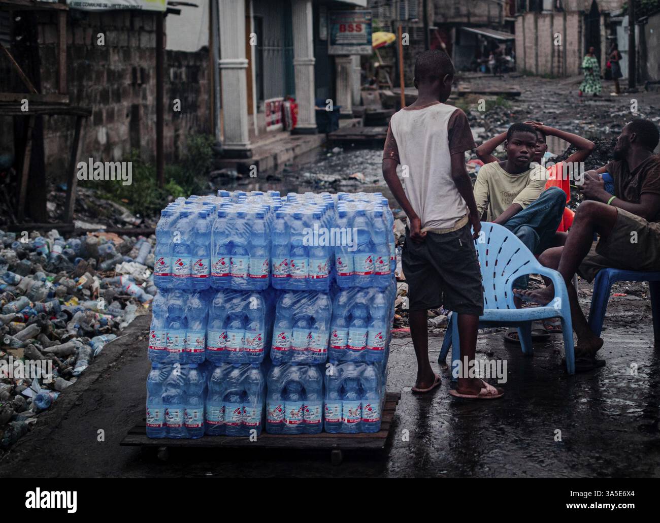 Street life in Kinshasa, water bugs in the middle of a dirty street ...